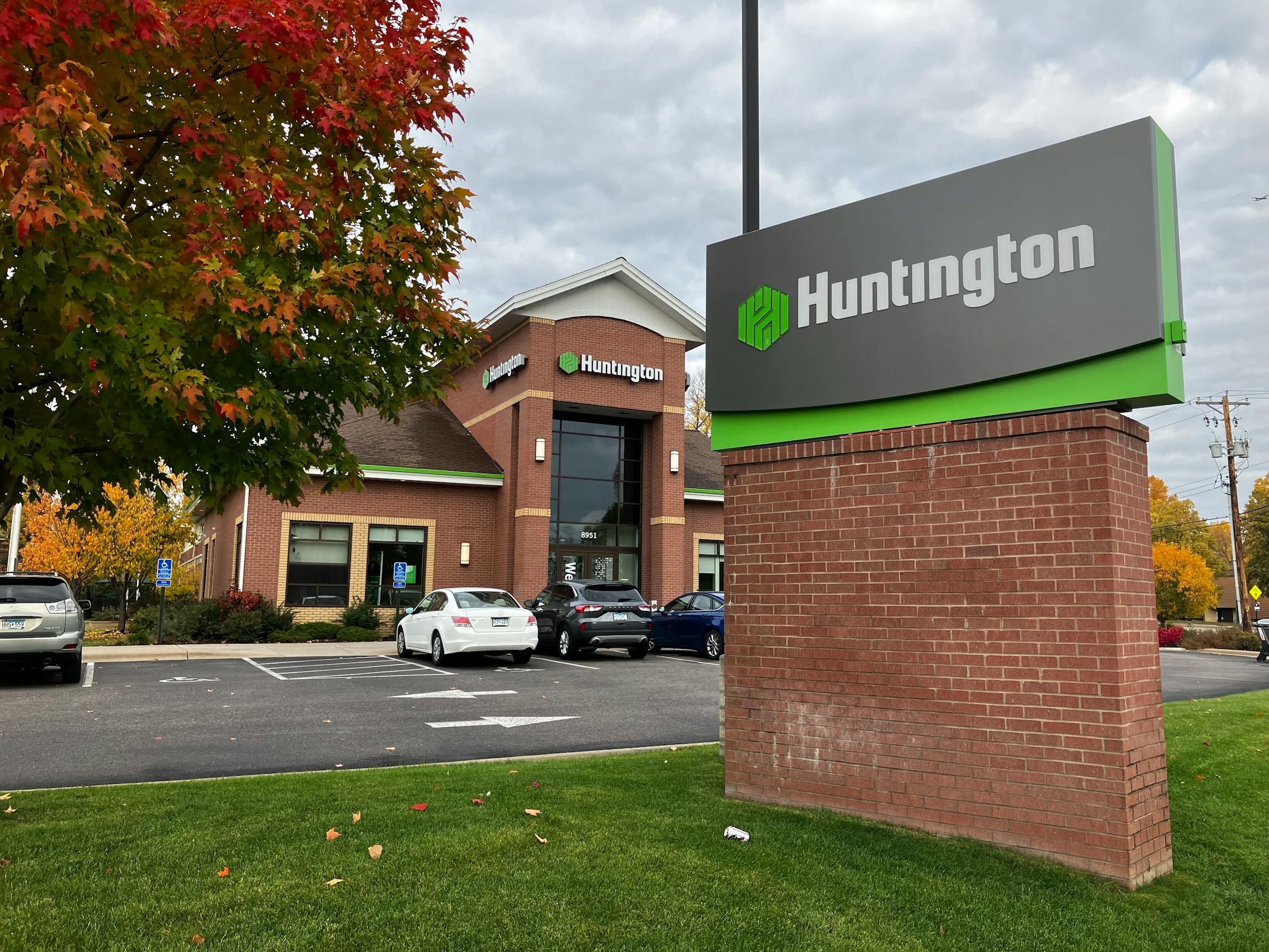 Huntington Bank closing 11 branches inside Cub grocery stores around ...