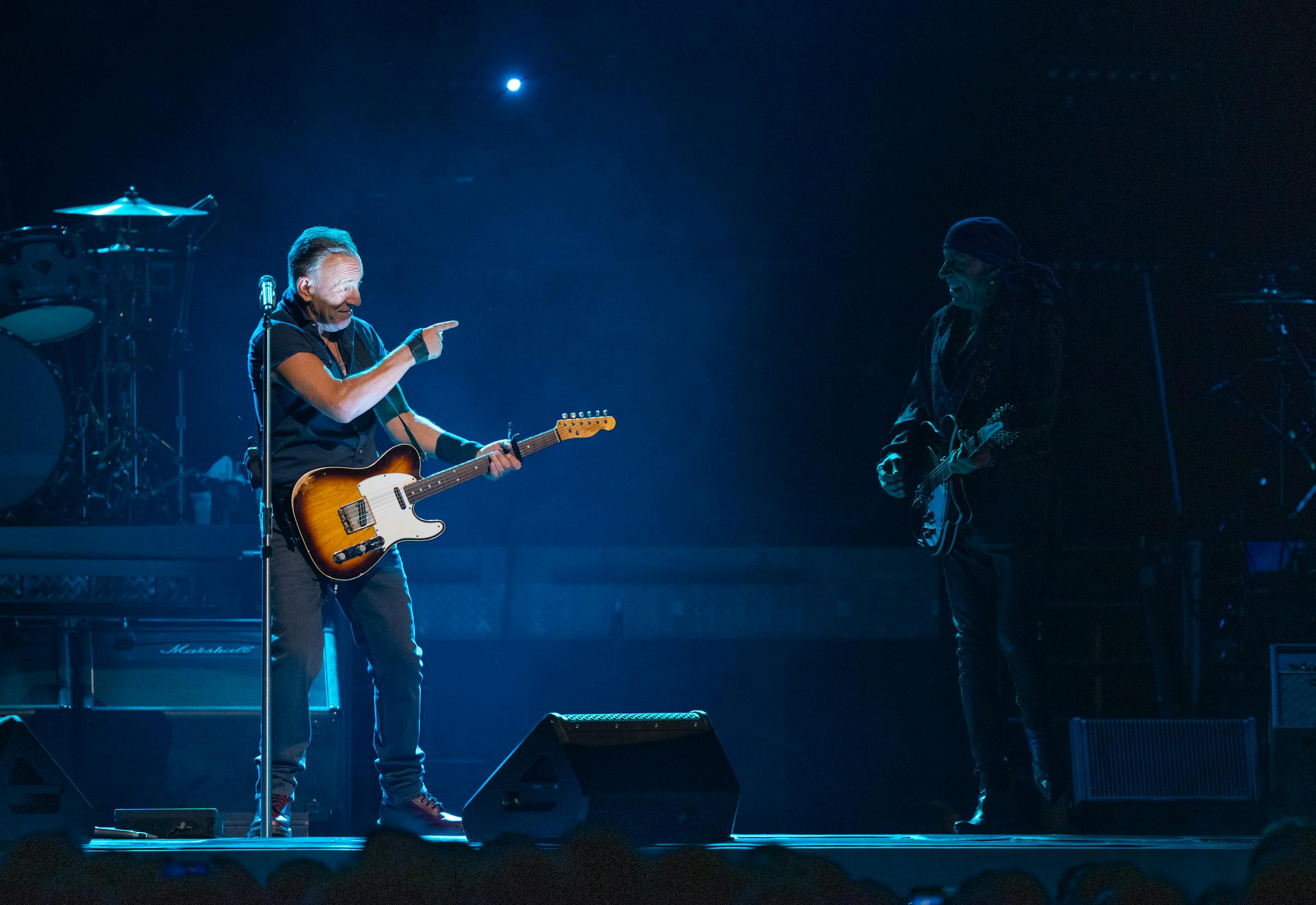 Bruce Springsteen plays in St. Paul