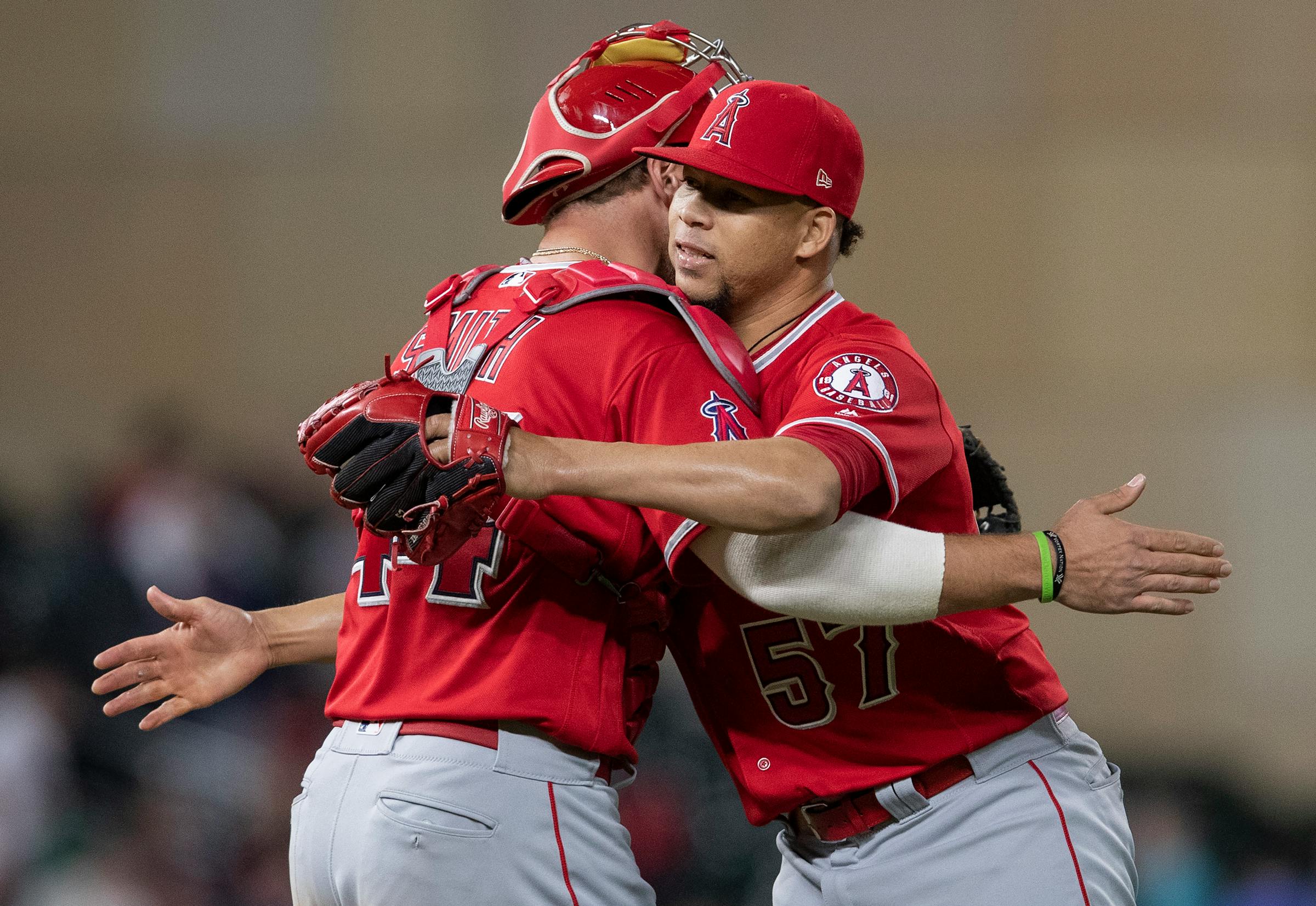 Twins sign former Angels closer Hansel Robles