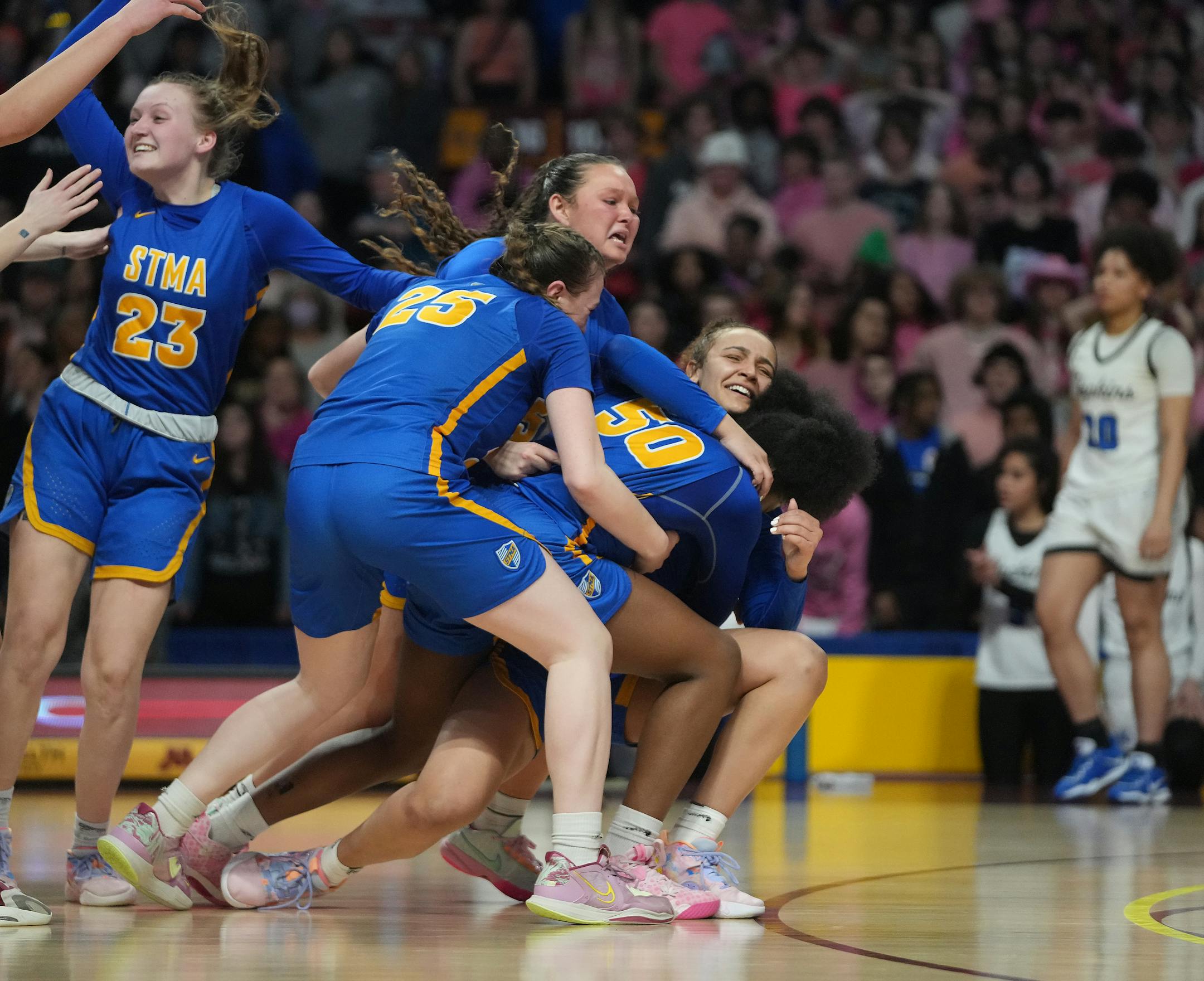 St. Michael-Albertville bursts from the gate, gets away with 4A title