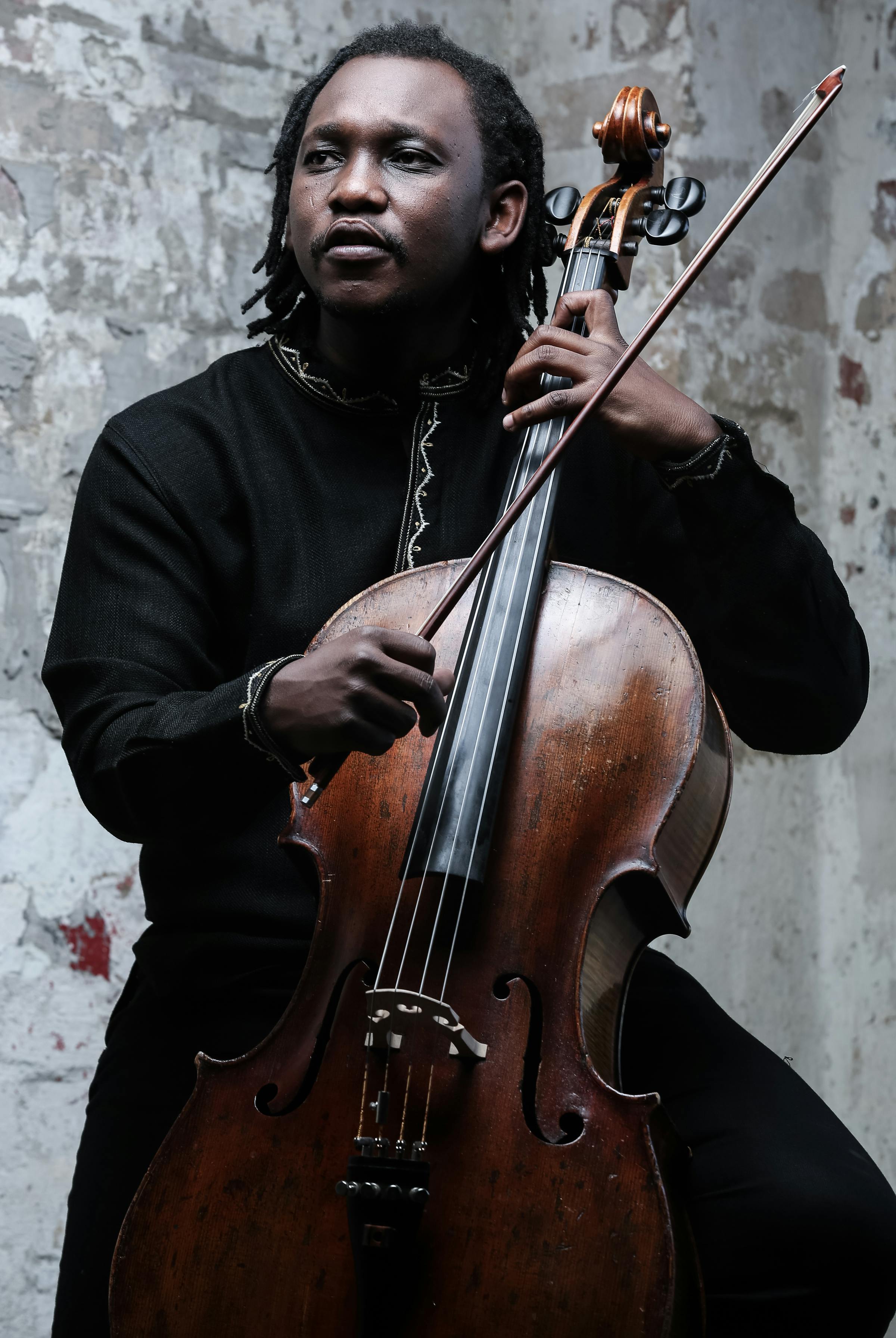 Review: South African cellist Abel Selaocoe gives a thrilling, outside ...