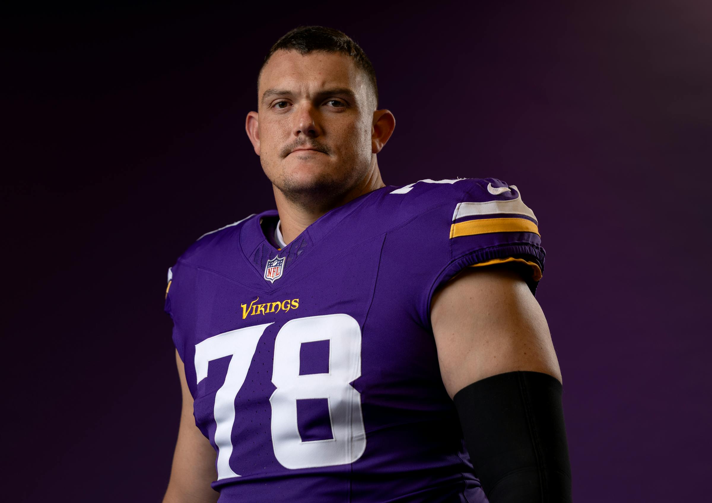 Center Ryan Kelly is 'chameleon' in Minnesota Vikings huddle