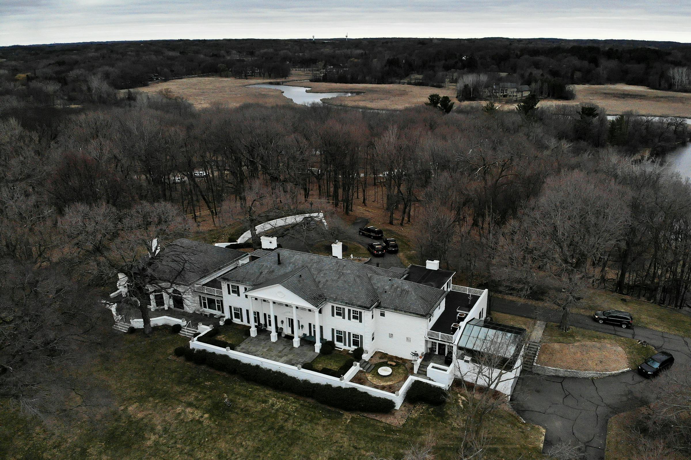 Neighbor sues over plan to divide Irwin Jacobs estate on Lake Minnetonka