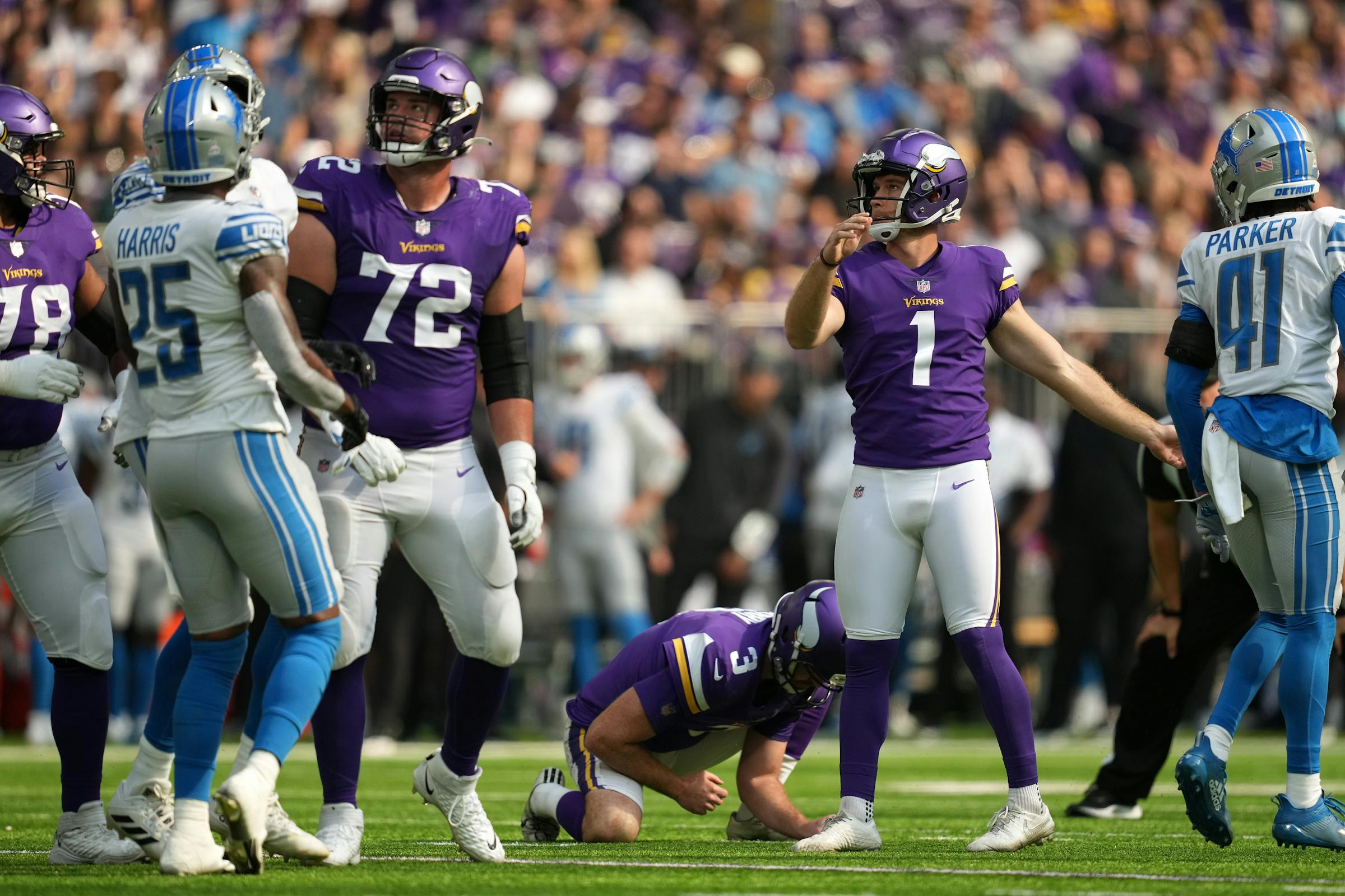 Kicker Greg Joseph leaves the Vikings to sign with the Packers