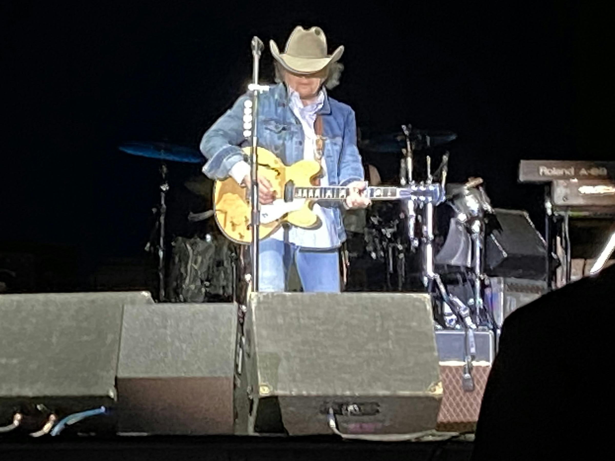 Review: Dwight Yoakam, the Mavericks triumph with country music for adults