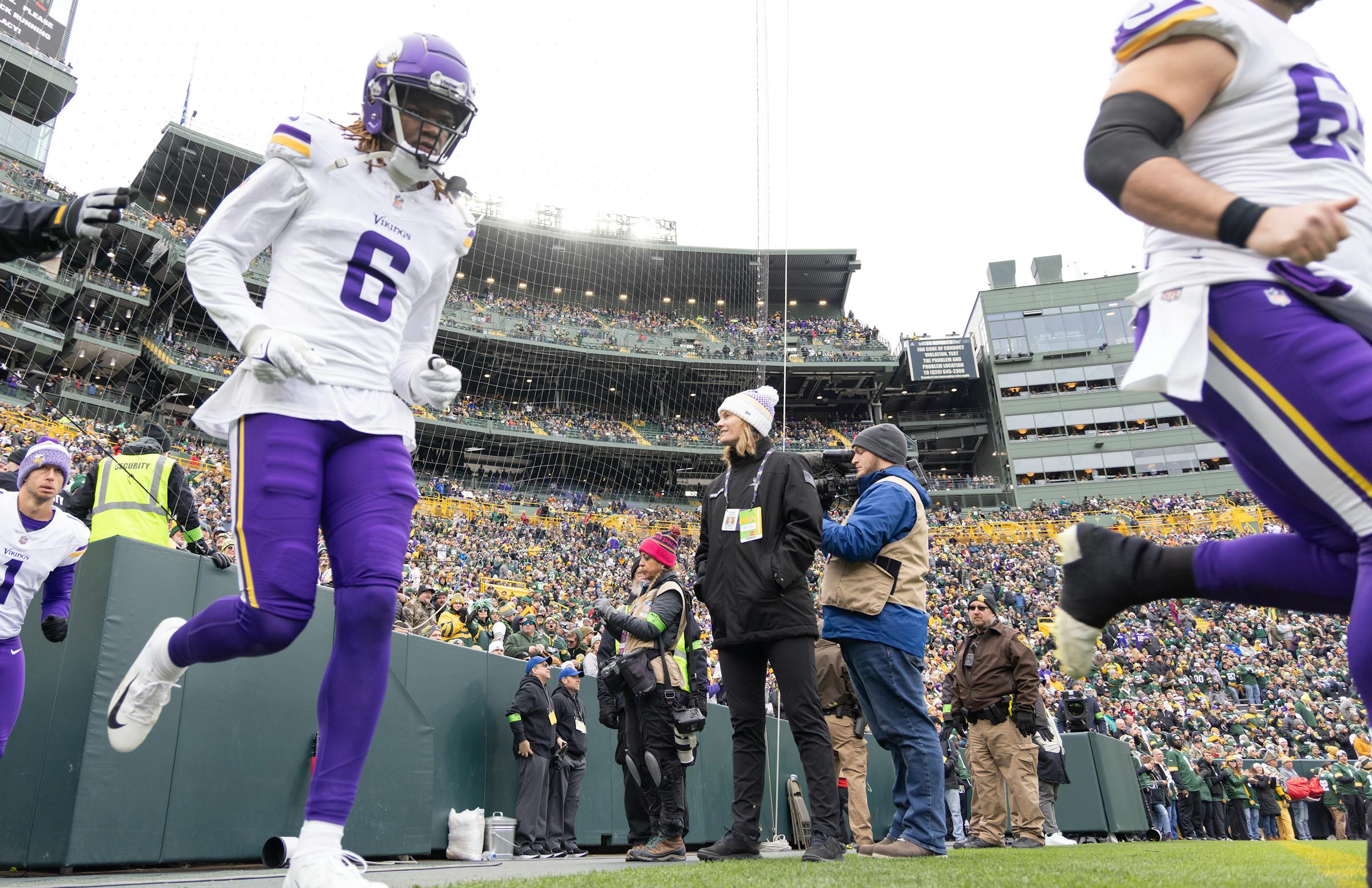 Vikings' Lewis Cine waits as team wins without him