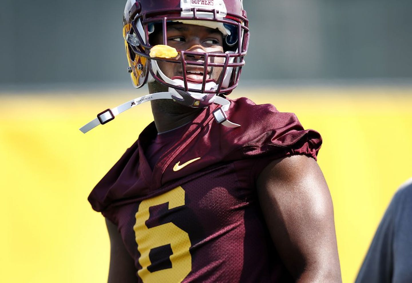 U's McKnight brings hoops skills to football