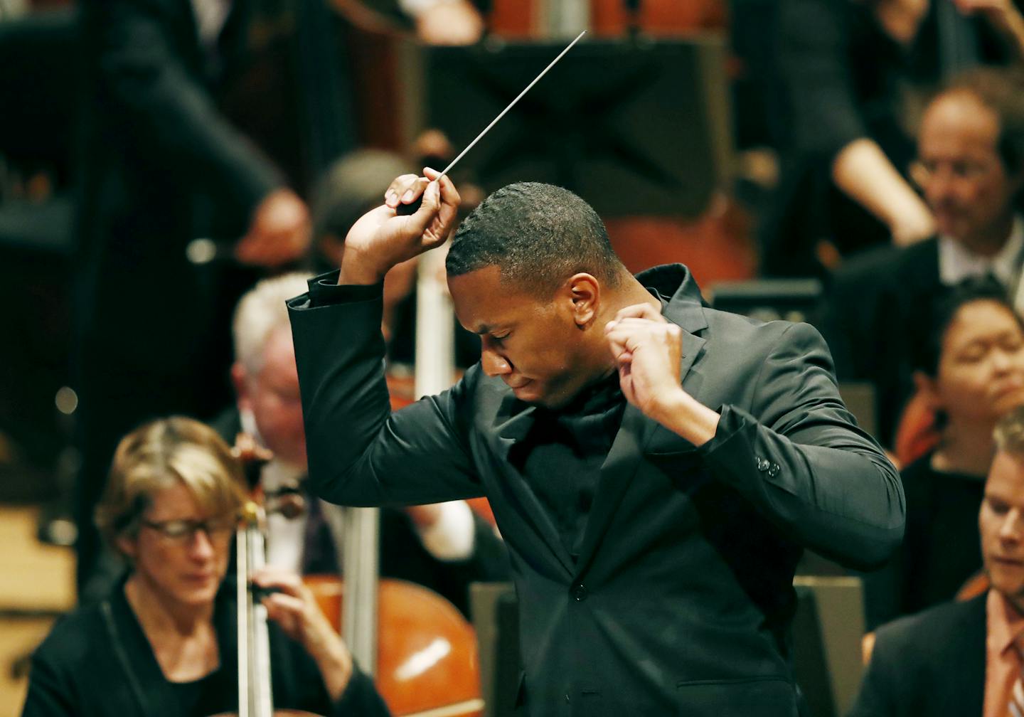 Trailblazing conductor Roderick Cox nails his first big Minnesota ...