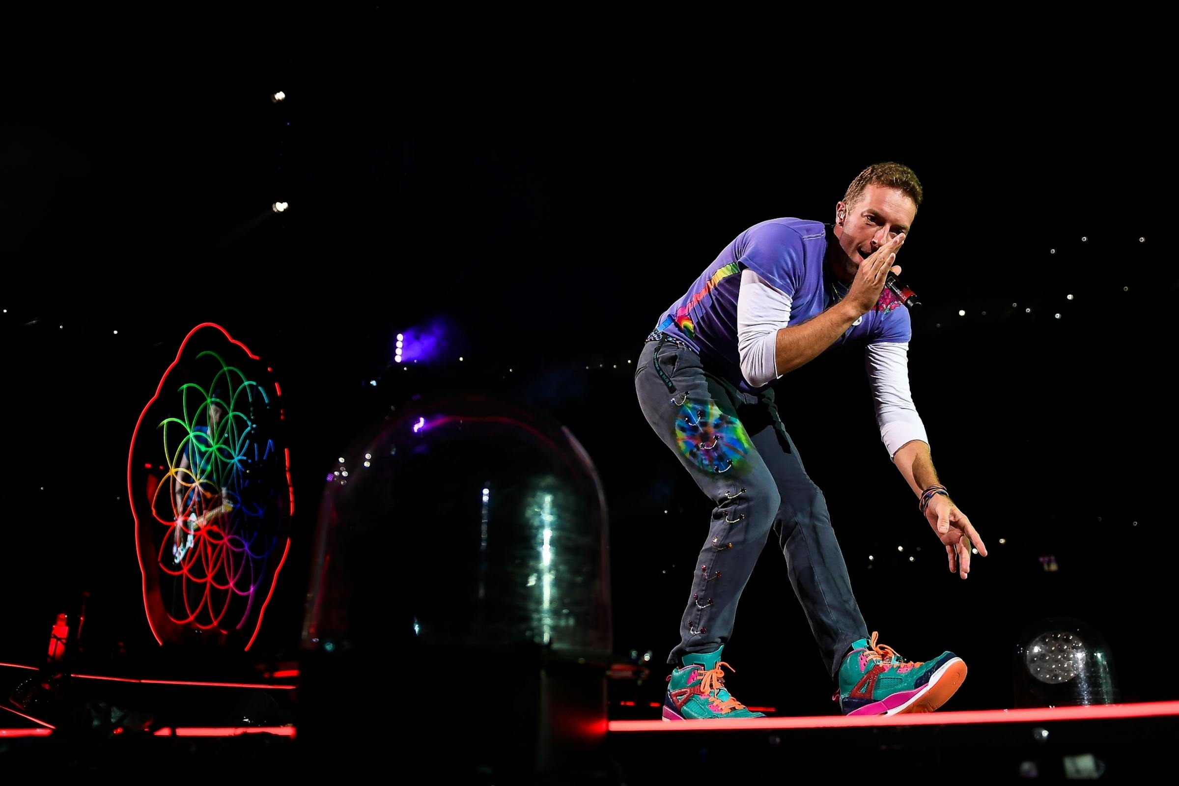 Coldplay pulls for the color purple at U.S. Bank Stadium