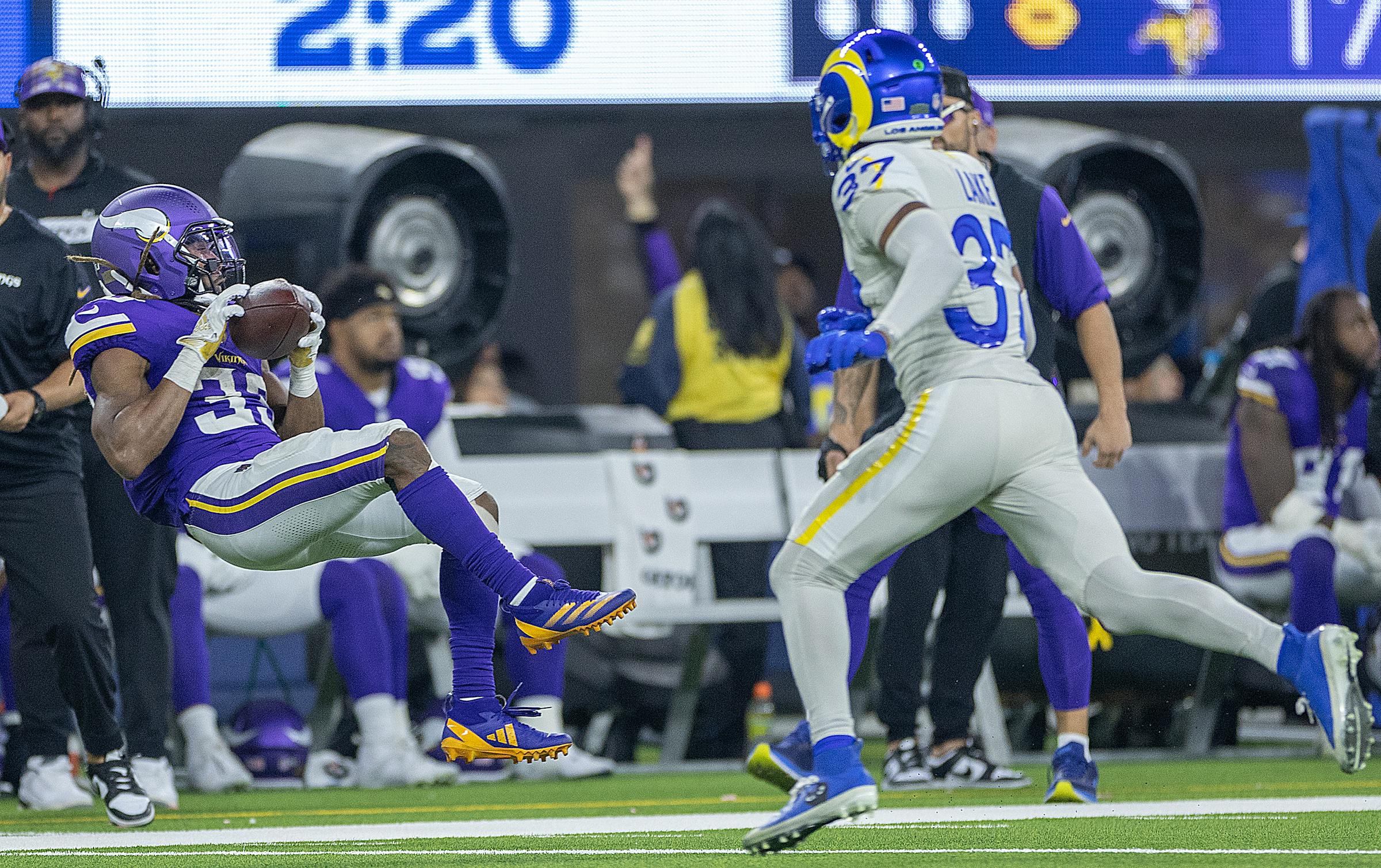 Running back, receiver labels don't apply to Vikings' Aaron Jones