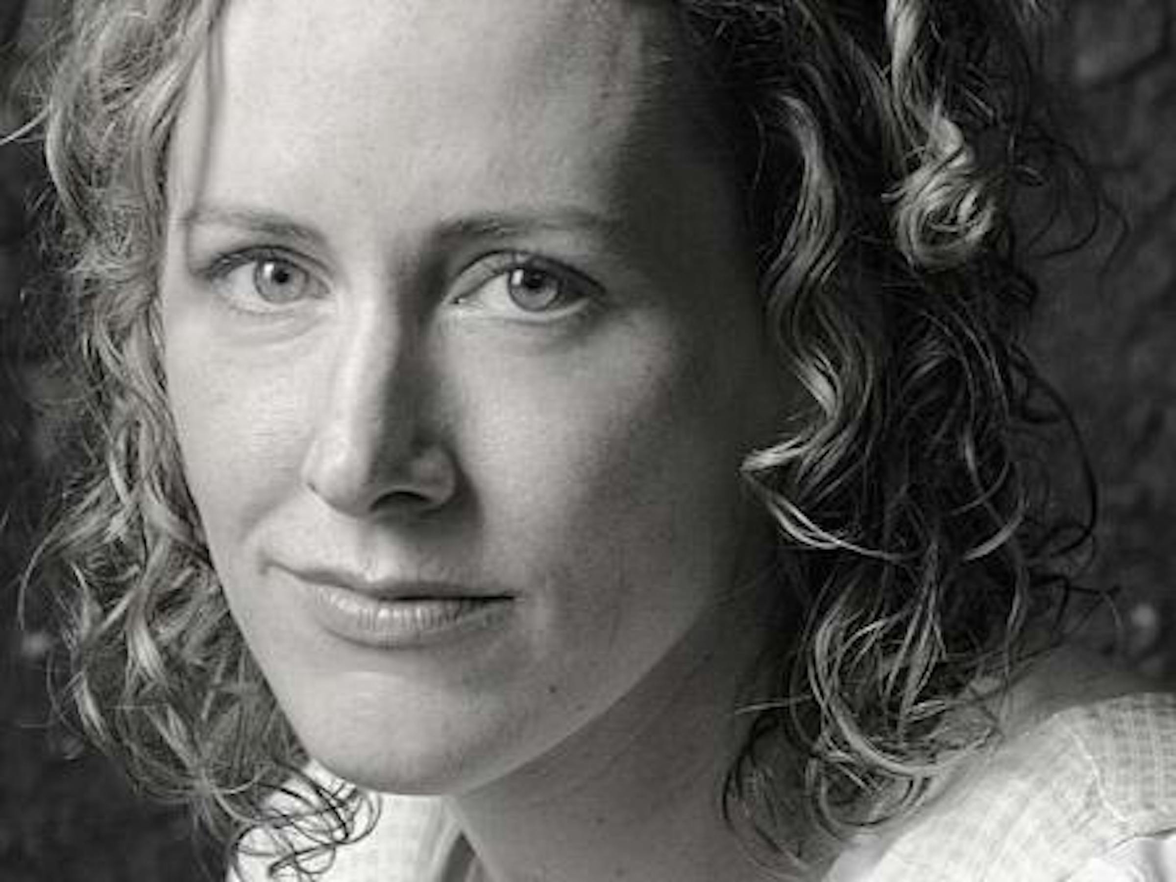 Sarah Agnew to star in "Dollhouse"