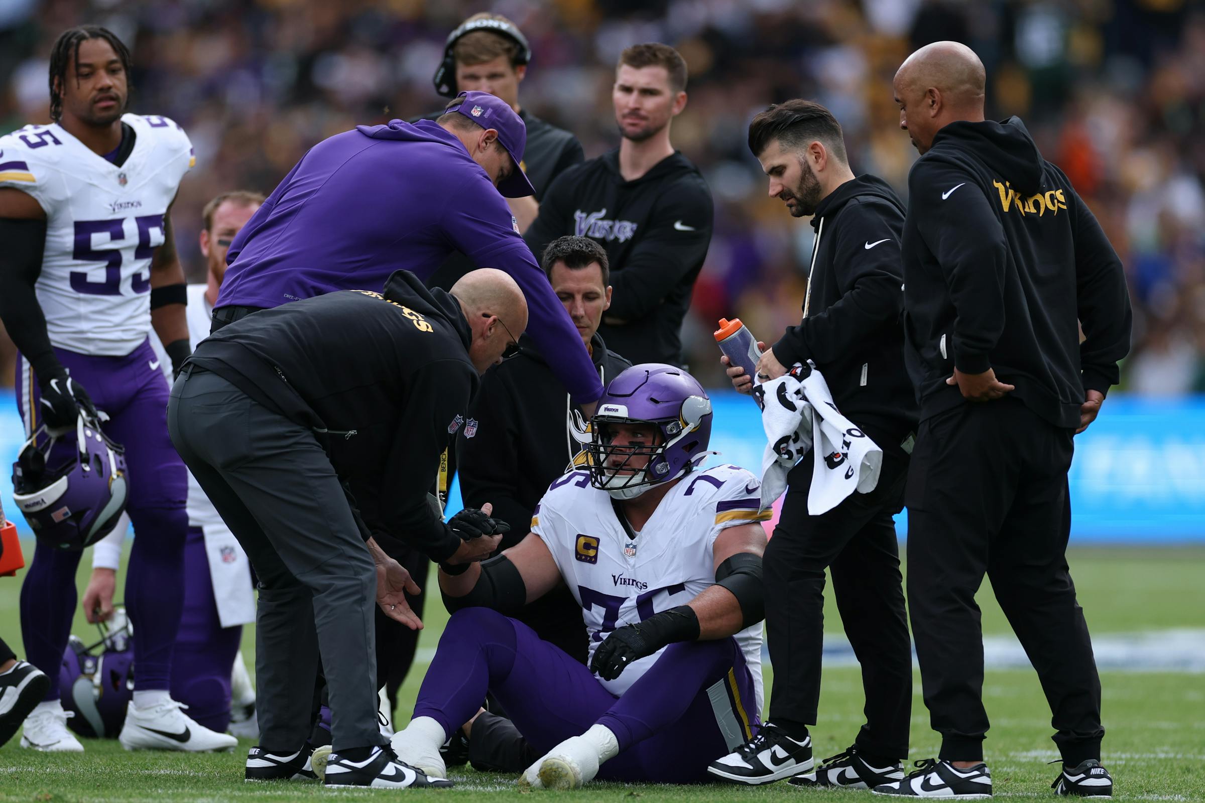 Vikings' Brian O'Neill, Ryan Kelly injured vs. the Steelers