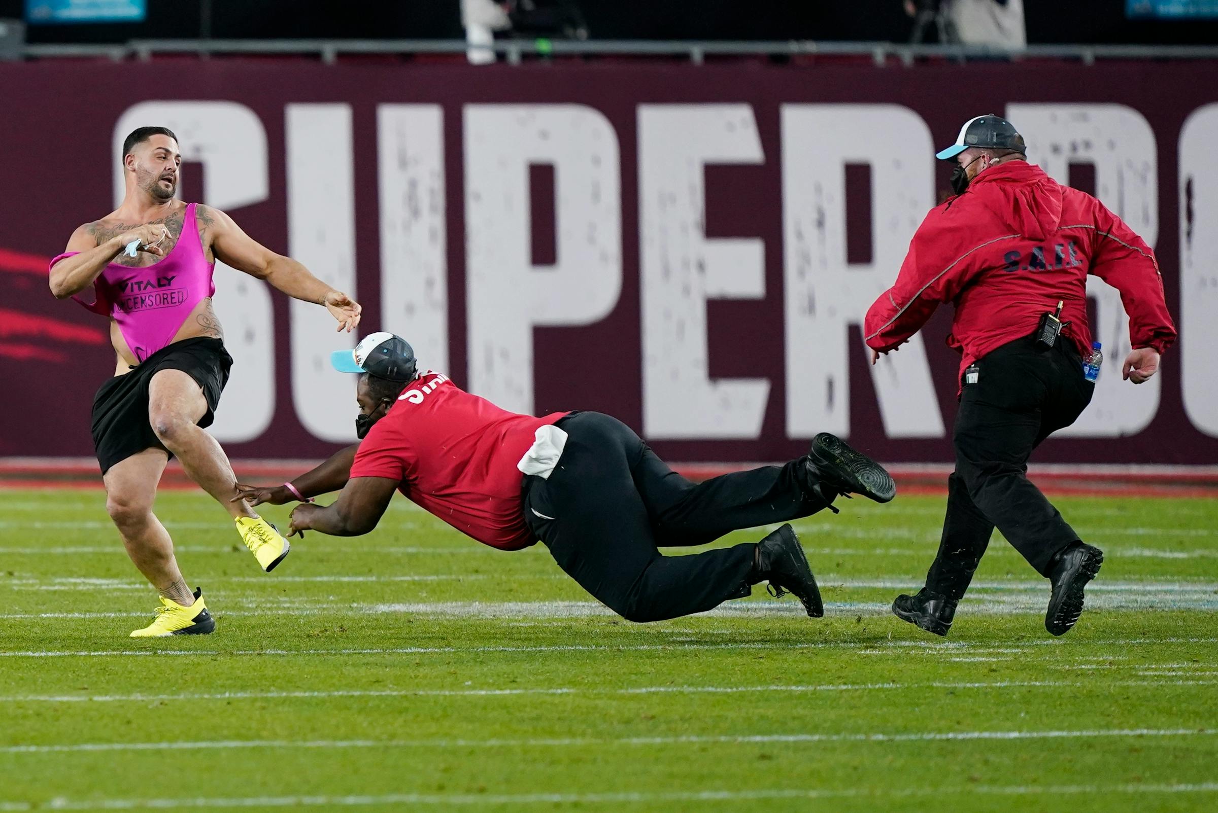 Announcer Kevin Harlan calls what you didn't see on TV during the Super ...
