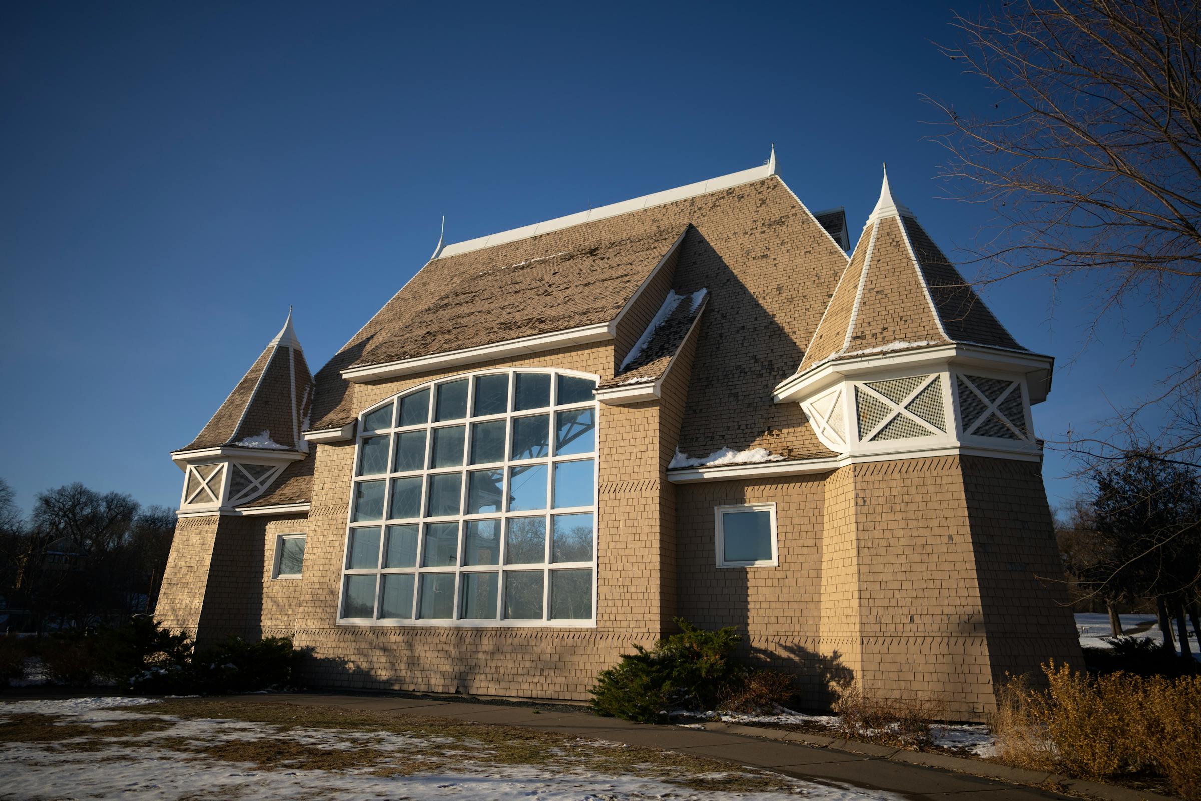 After push from neighbors, Lake Harriet Band Shell may go back to blue