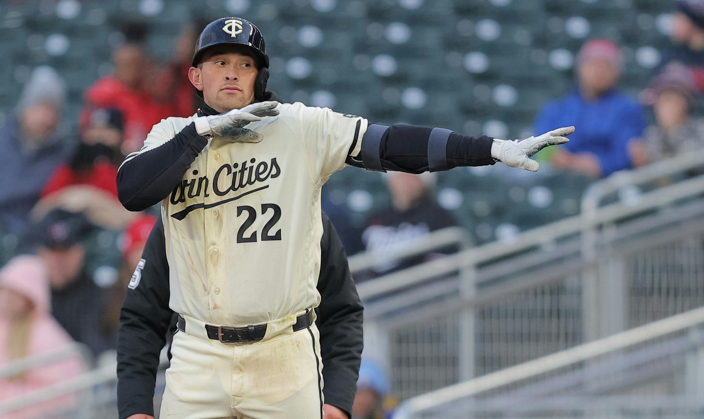 Twins mimic NFL receivers with base hit celebrations