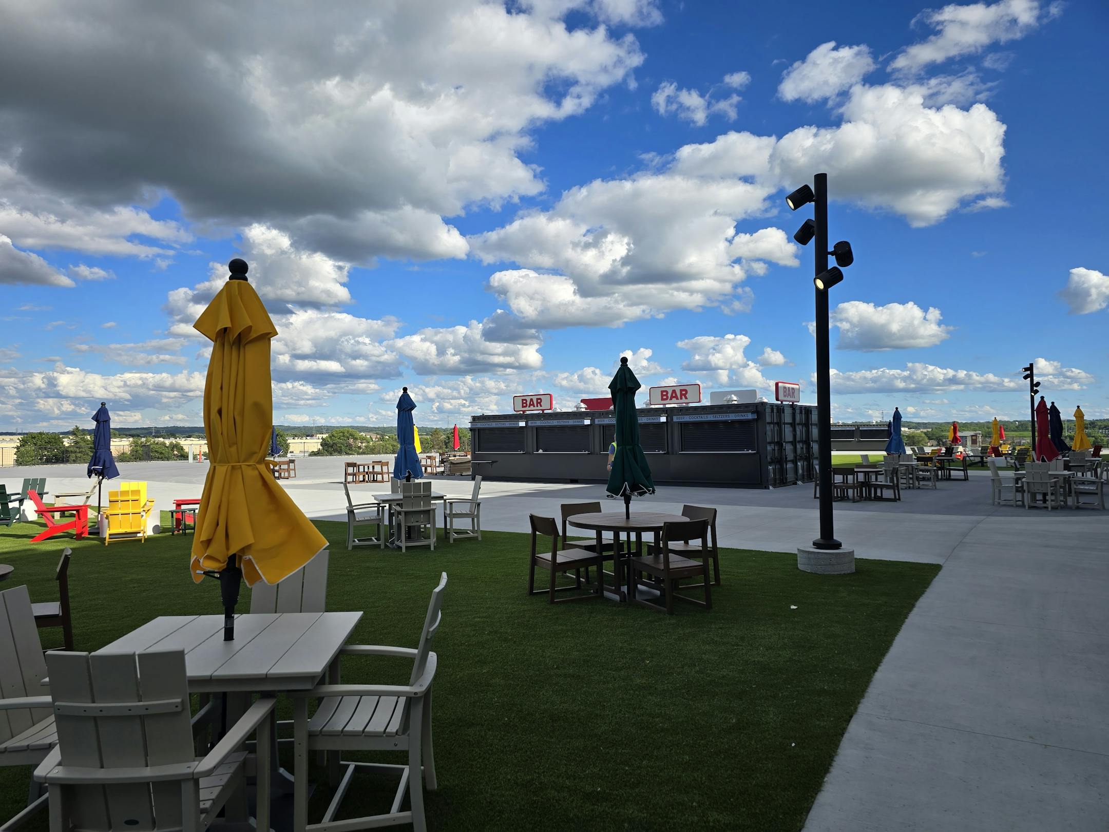 What is there to eat and drink at Mystic Lake Amphitheater