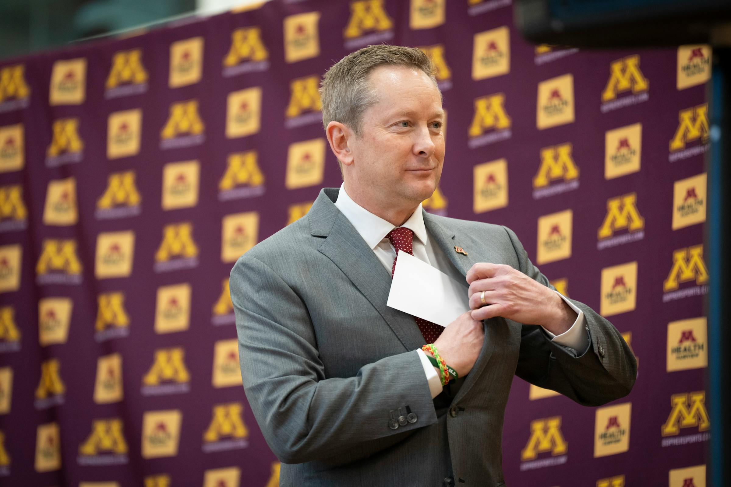 Minnesota Gophers basketball coach Niko Medved praises Williams Arena