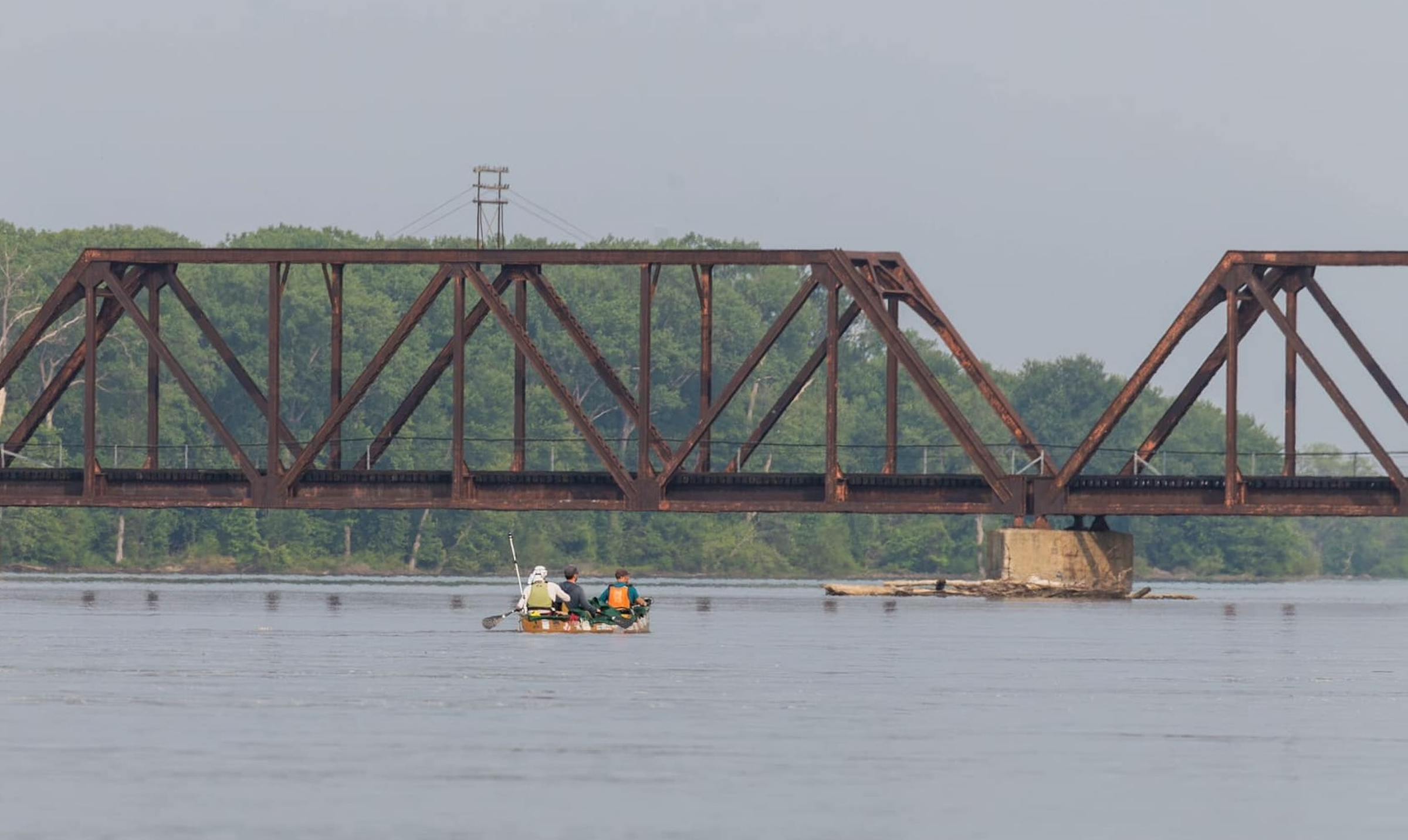 'Really strong': Canoe team speeds toward Mississippi River record