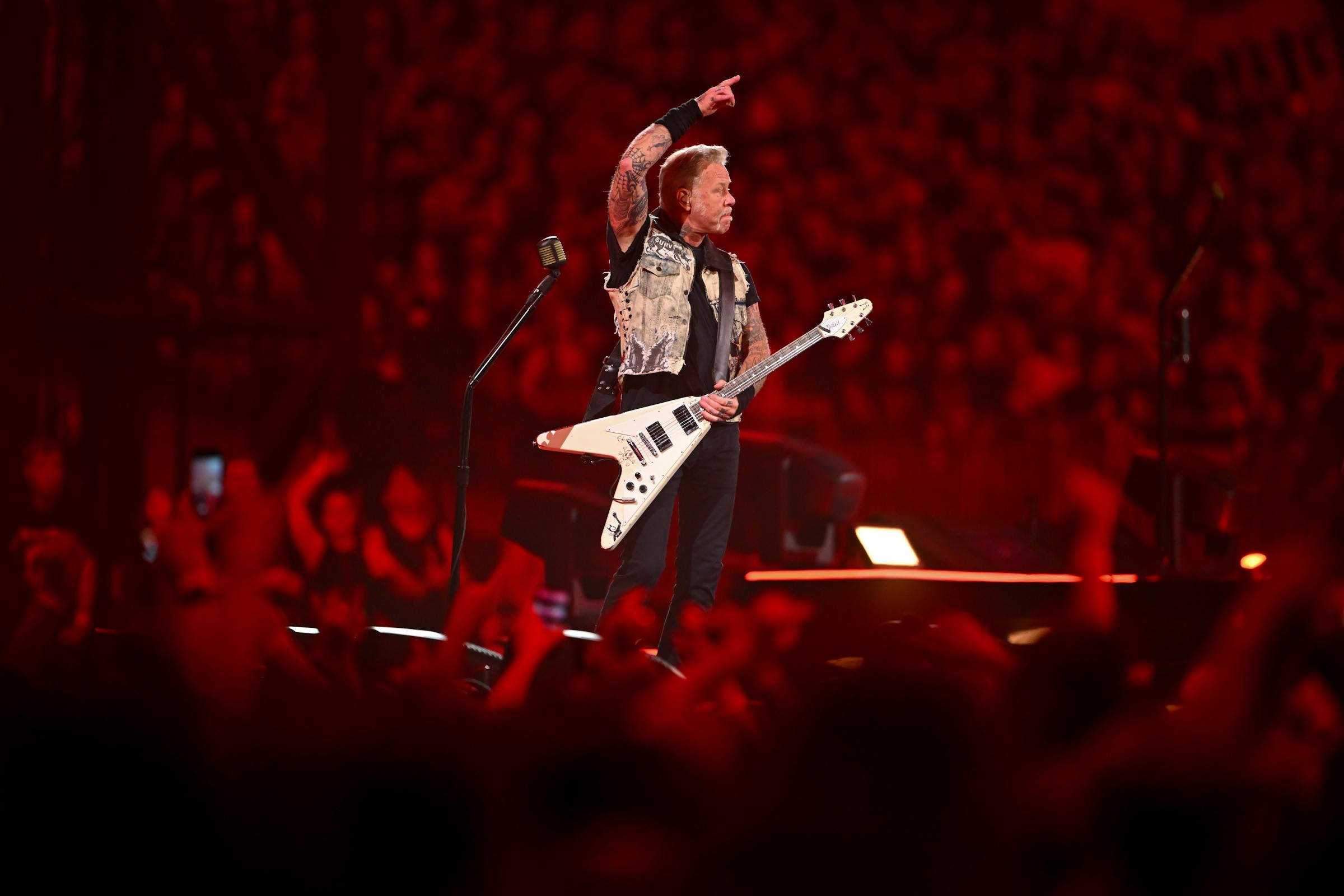 Review: Metallica thrillingly thunders its way through Night 1 of its ...