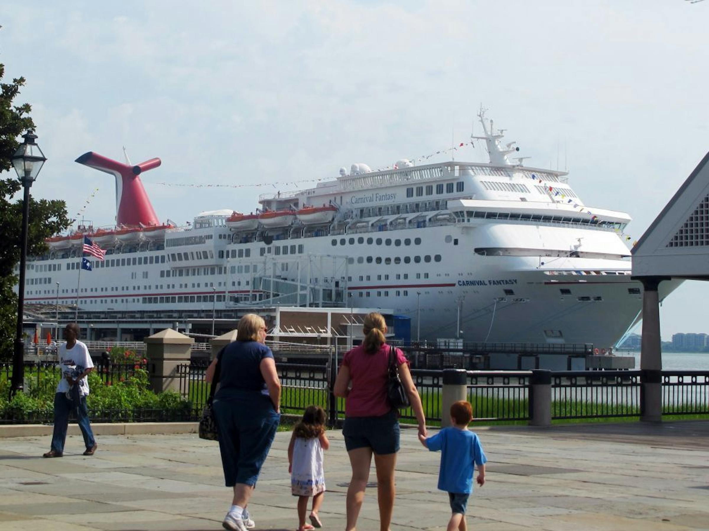 Carnival reports profits despite lower advance cruise bookings ...