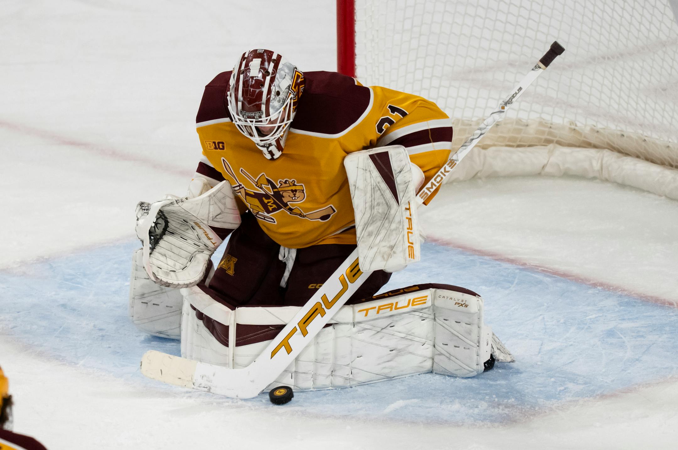 Gophers men’s hockey takes down No. 2 Michigan 4-2