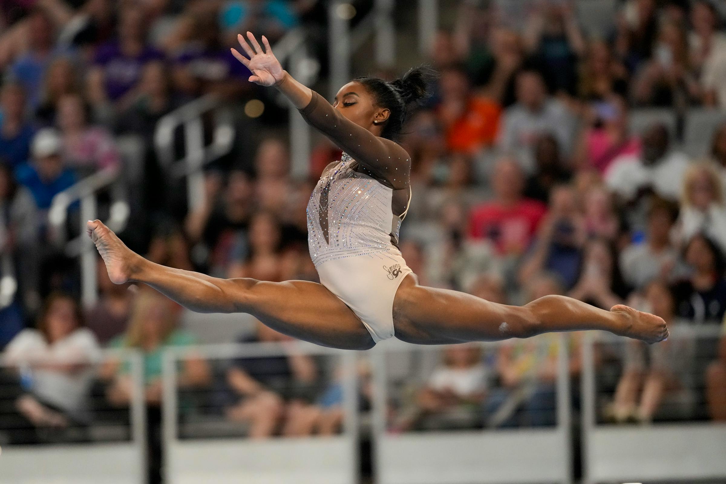 Simone Biles cruises to 9th national title and gives Olympic champ ...
