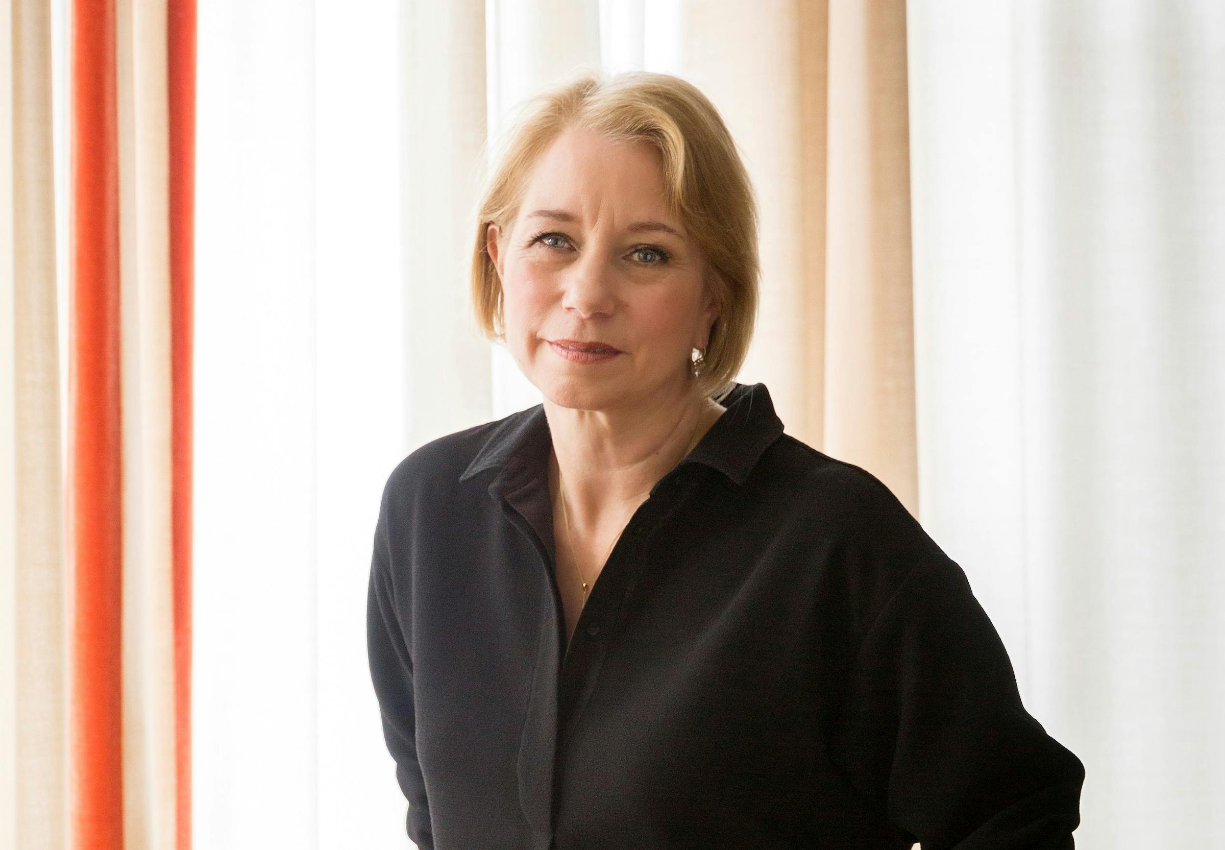 Review: In 'Prom Mom,' an infamous woman restarts her life until the ...