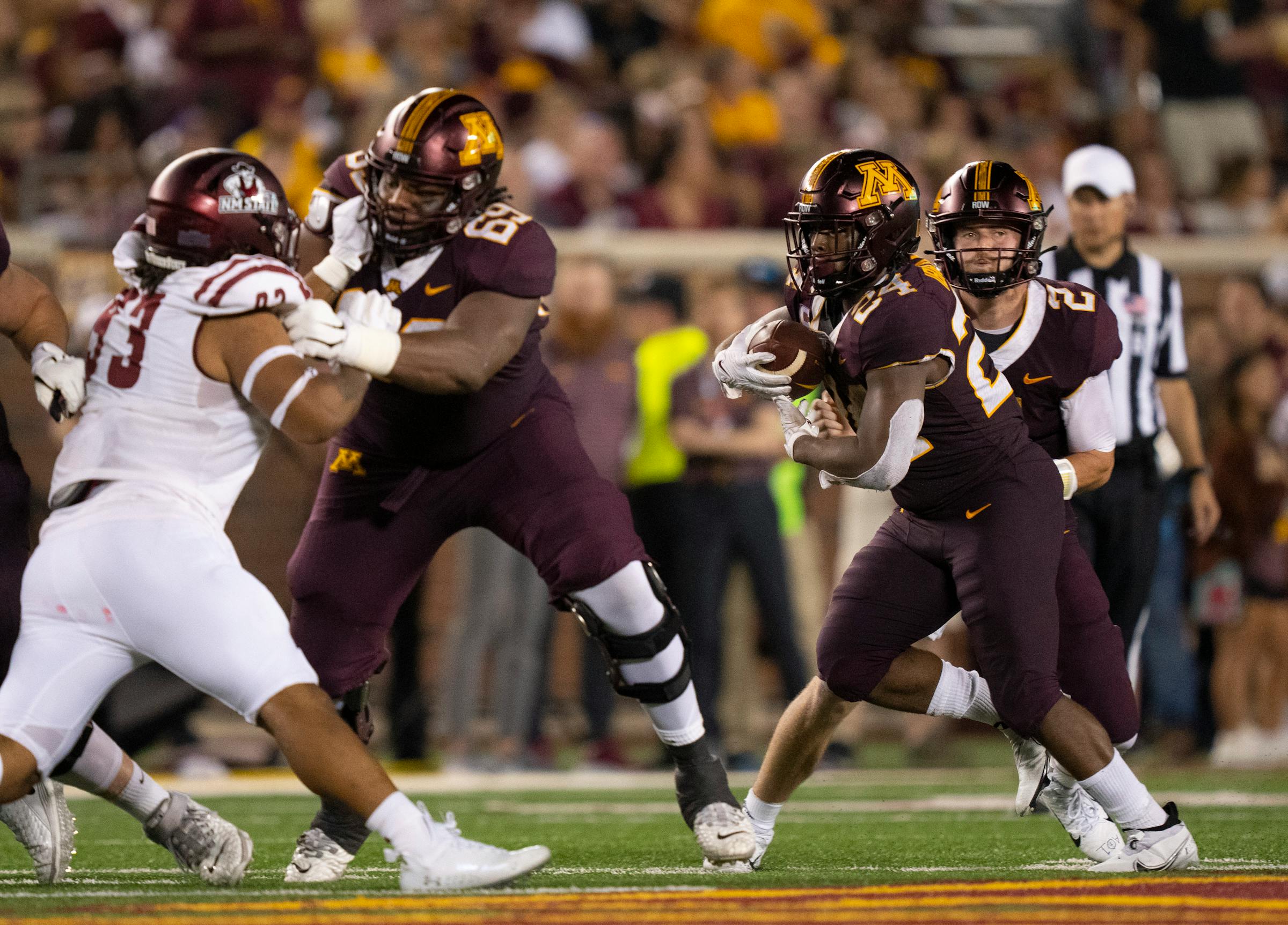Gophers offensive line continues to bond as a unit with room to grow