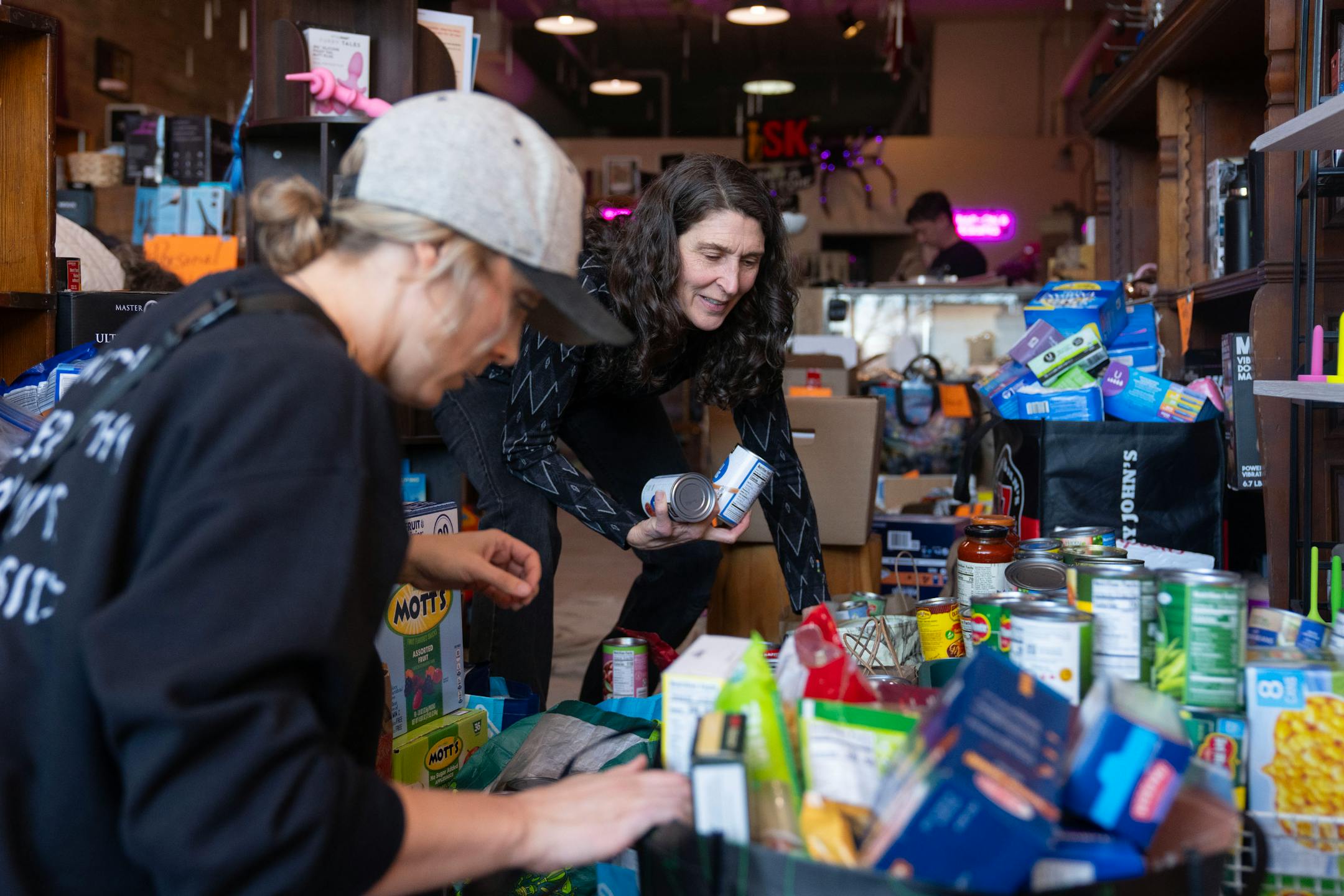 How restaurants are helping Mpls. during ICE surge