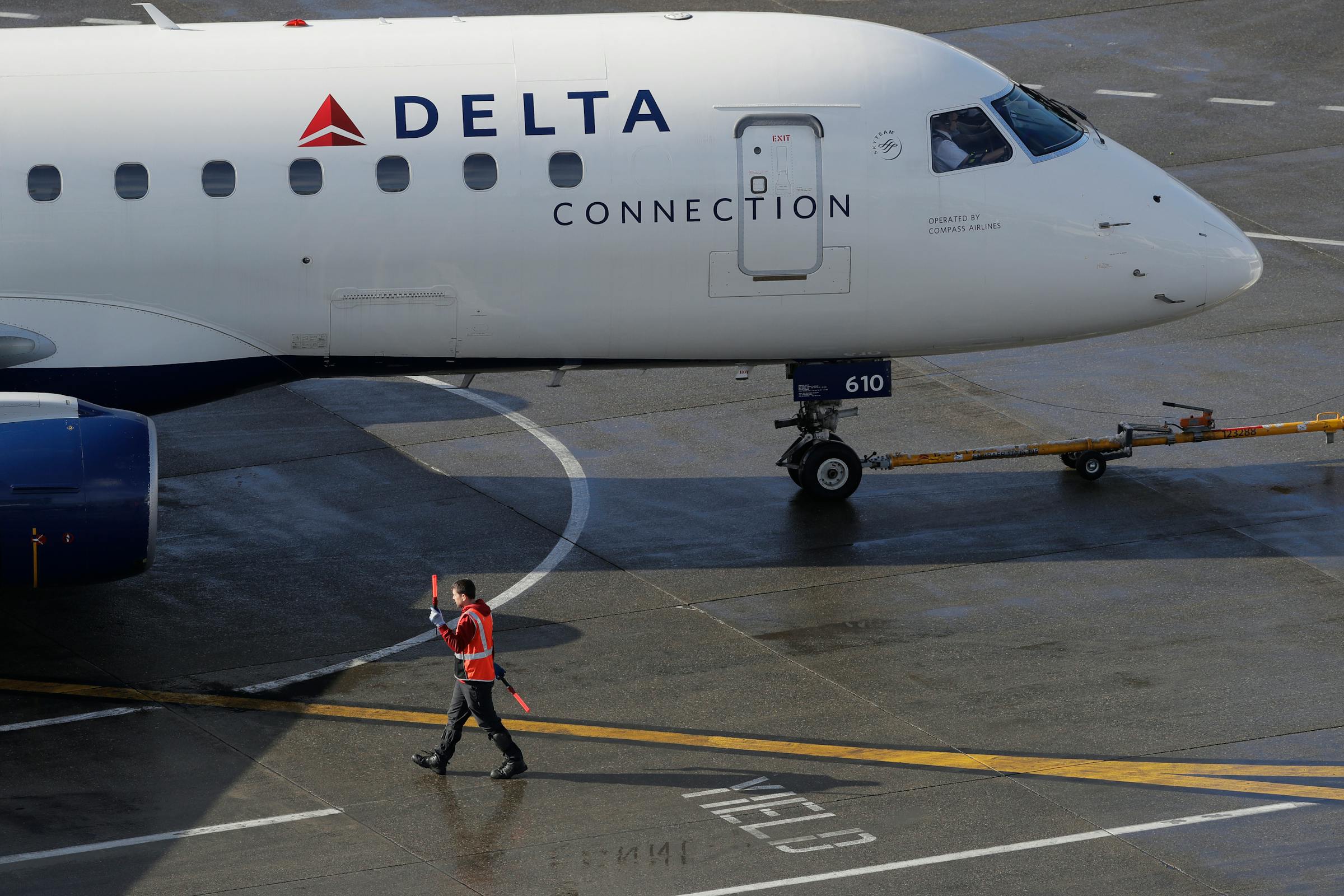Two Delta planes clip wings on taxiway at MSP