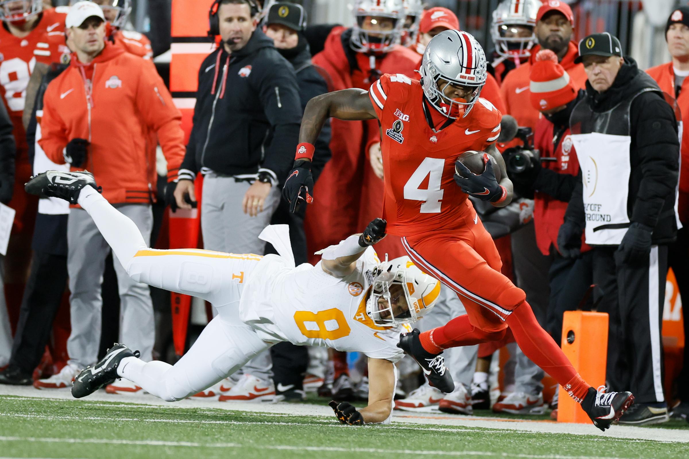 Howard throws 2 TD passes to Smith to help Ohio State rout Tennessee 42 ...