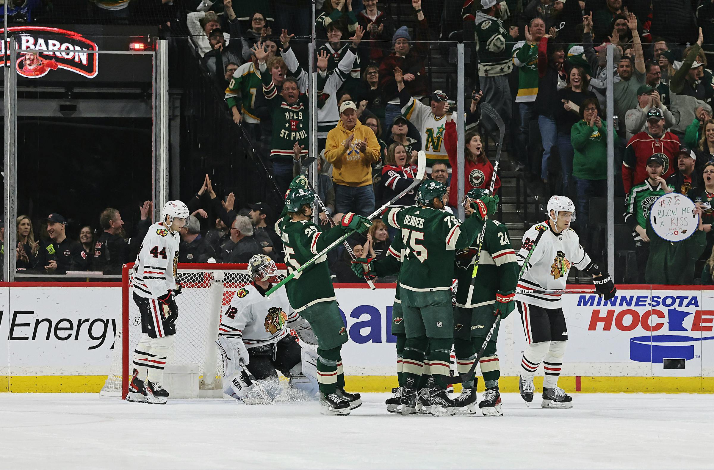 Wild turn it on late to beat Chicago Blackhawks 3-1, now lead Central ...