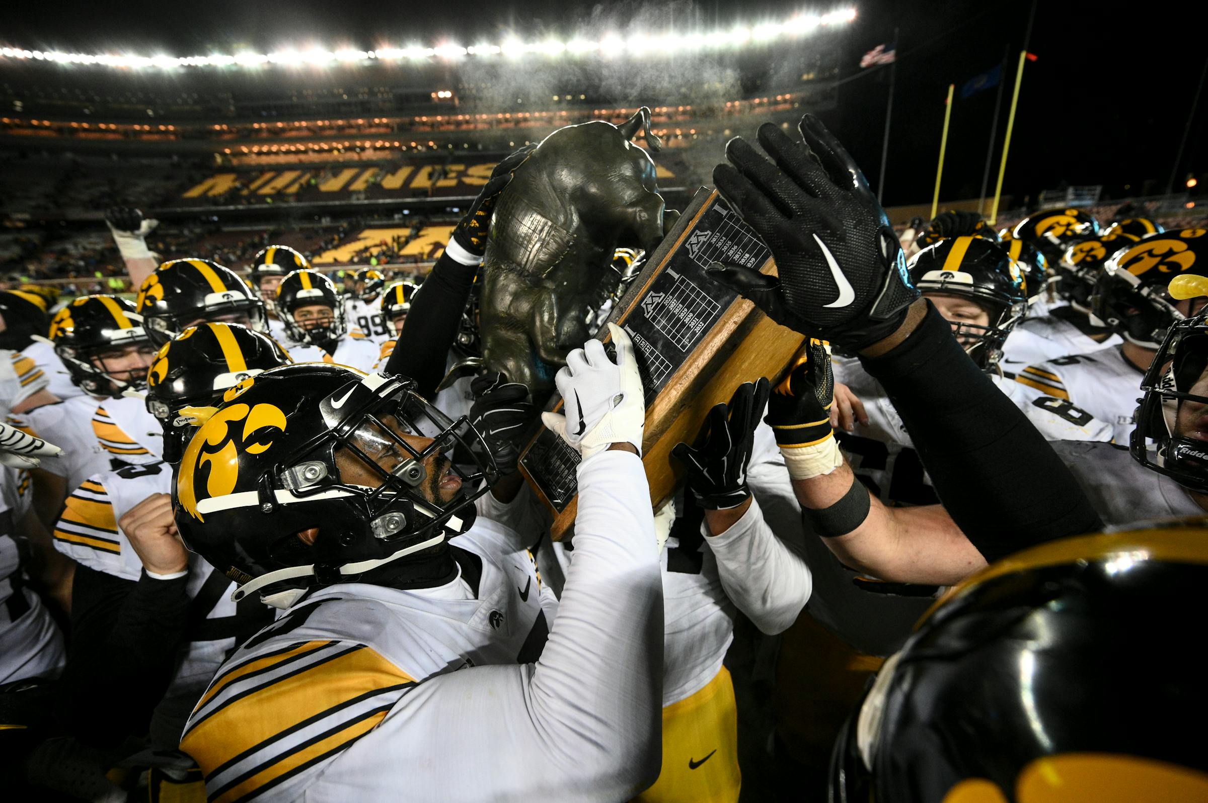Iowa kicks late field goal to beat Gophers 13-10, claim Floyd of ...