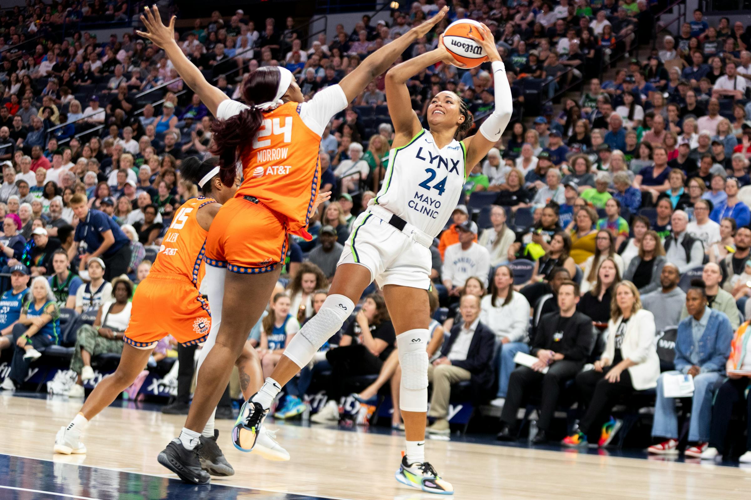 Minnesota Lynx overwhelm Connecticut Sun with 26-point run