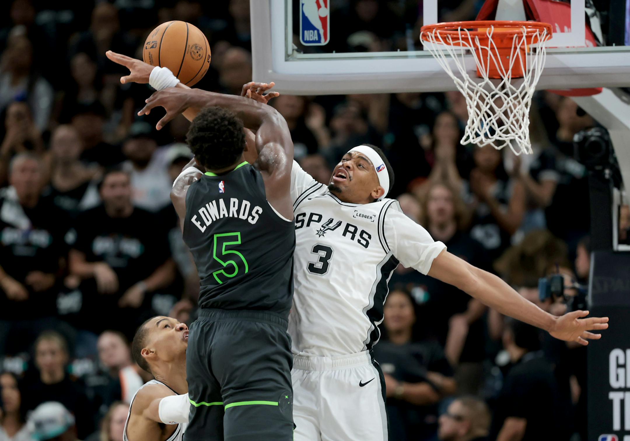 Spurs beat Timberwolves, even playoff series at one game each