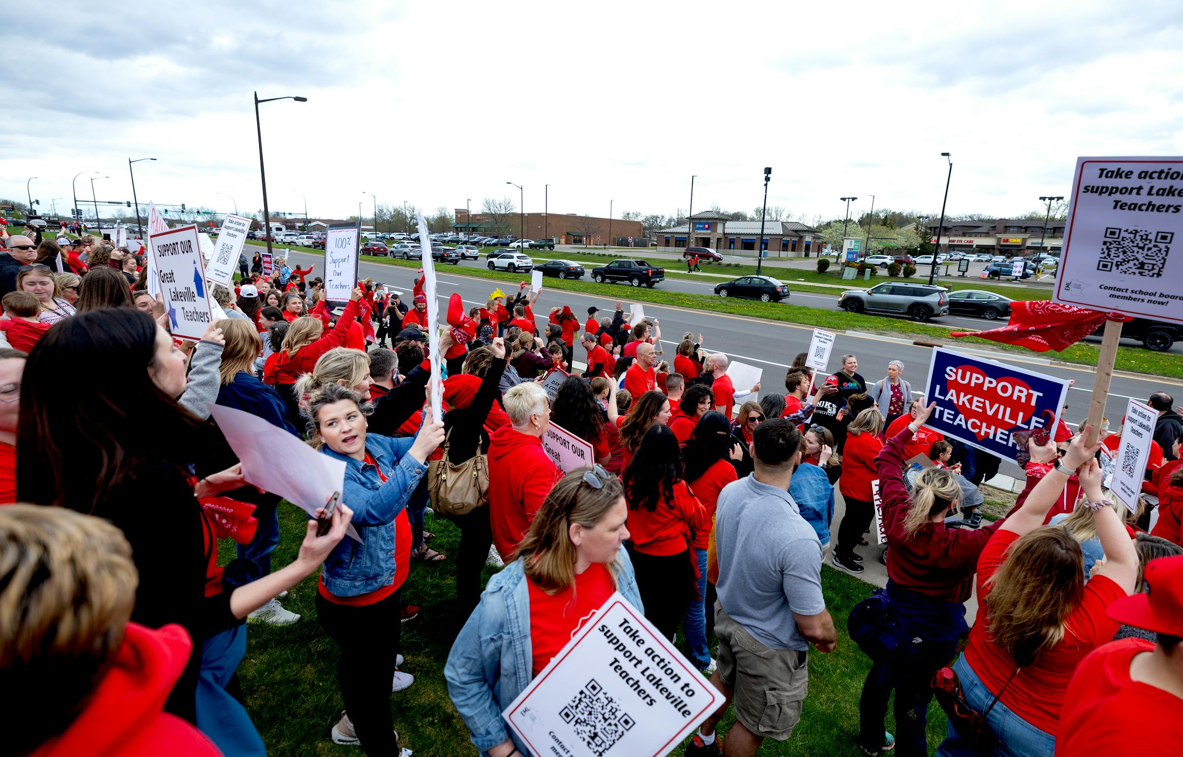 Lakeville teachers file intent to strike, picket outside school board ...