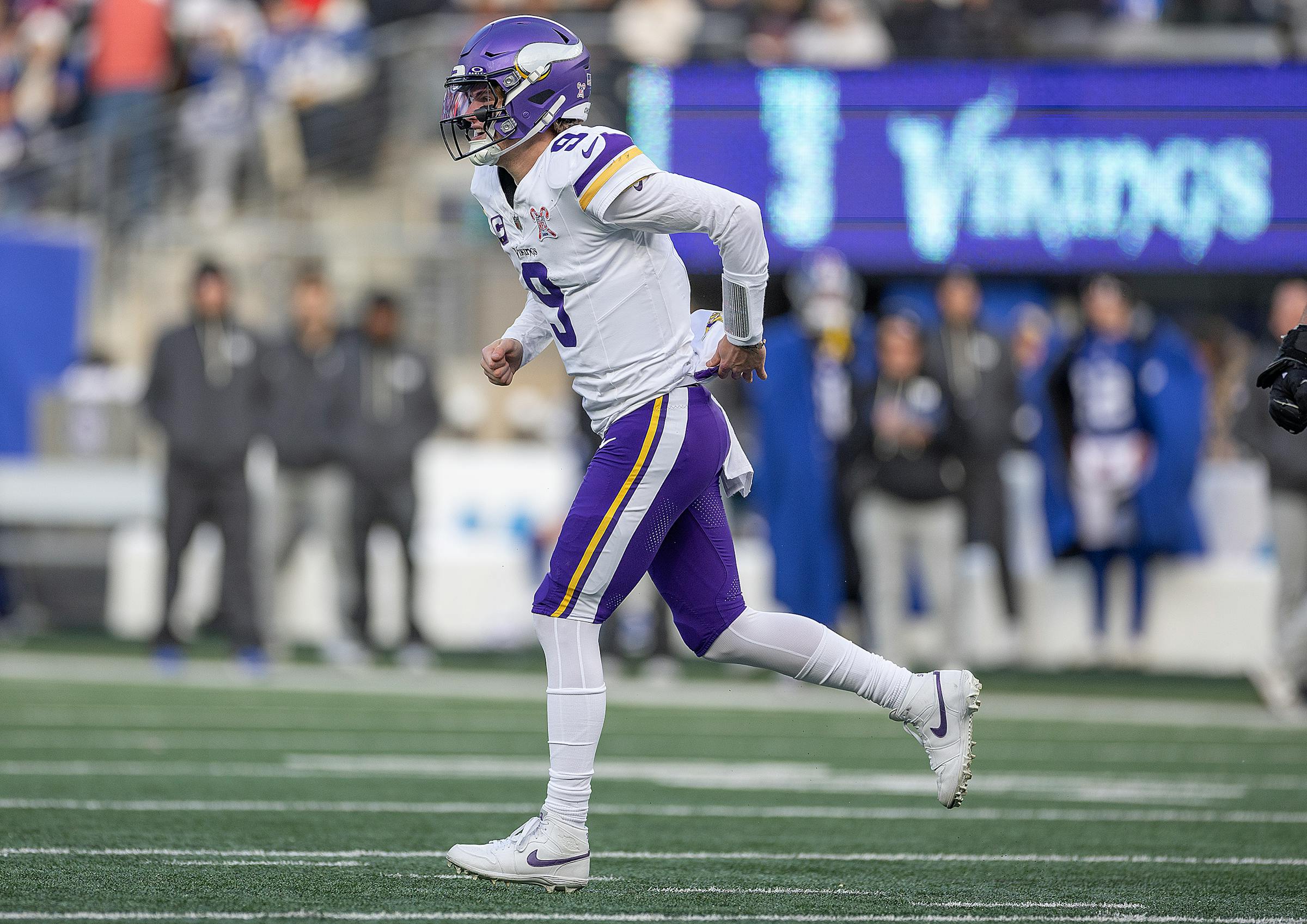 Vikings QB J.J. McCarthy has fractured right hand