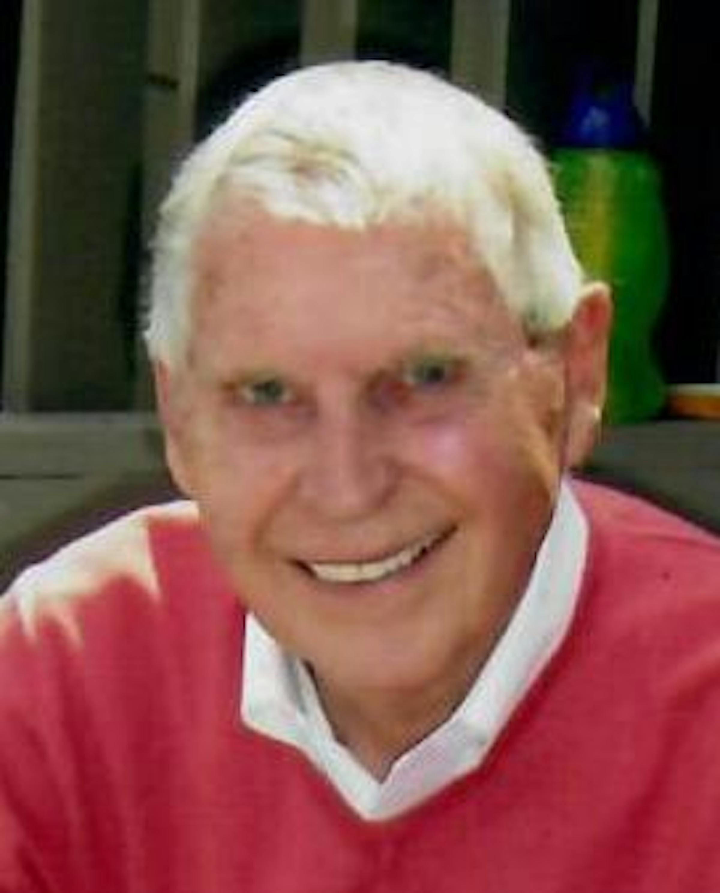 Robert Holmes, who died at 91, built a consulting firm with global reach