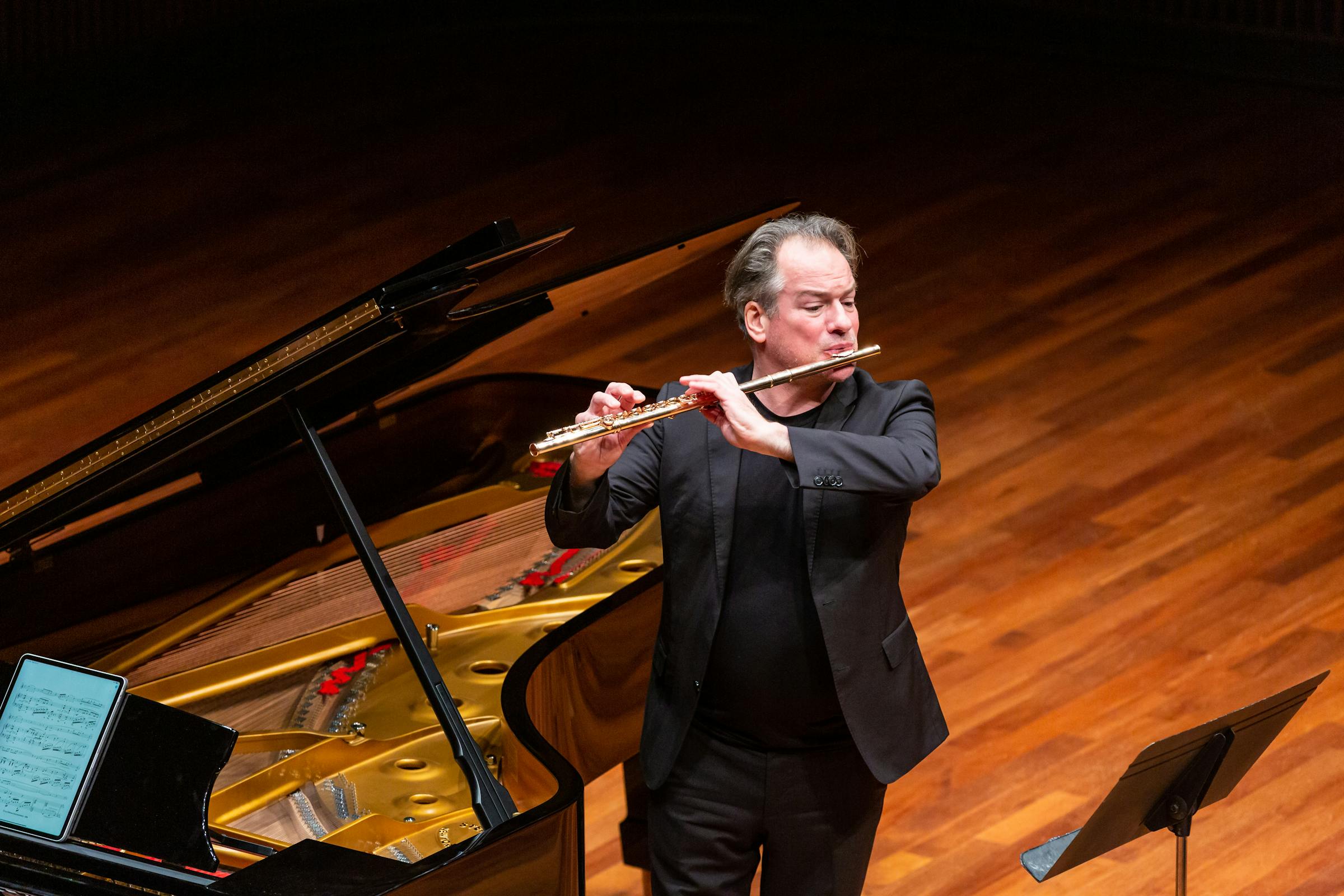 Review: Renowned flutist Emmanuel Pahud gives an expert and expressive ...