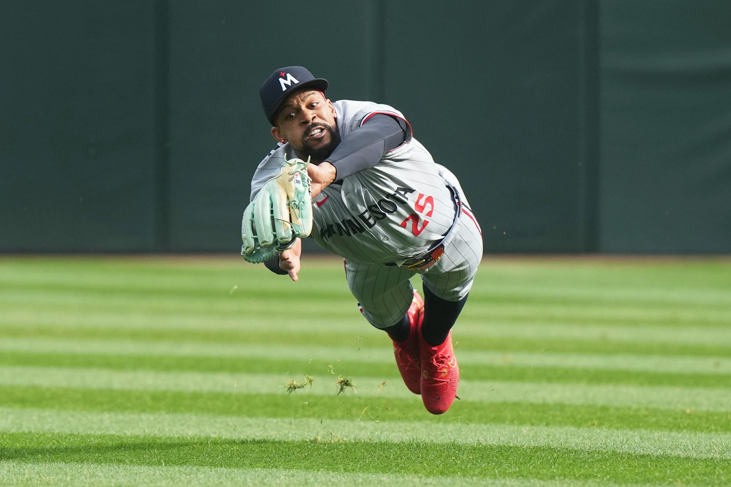 Twins wait out rain, hammer out win over White Sox