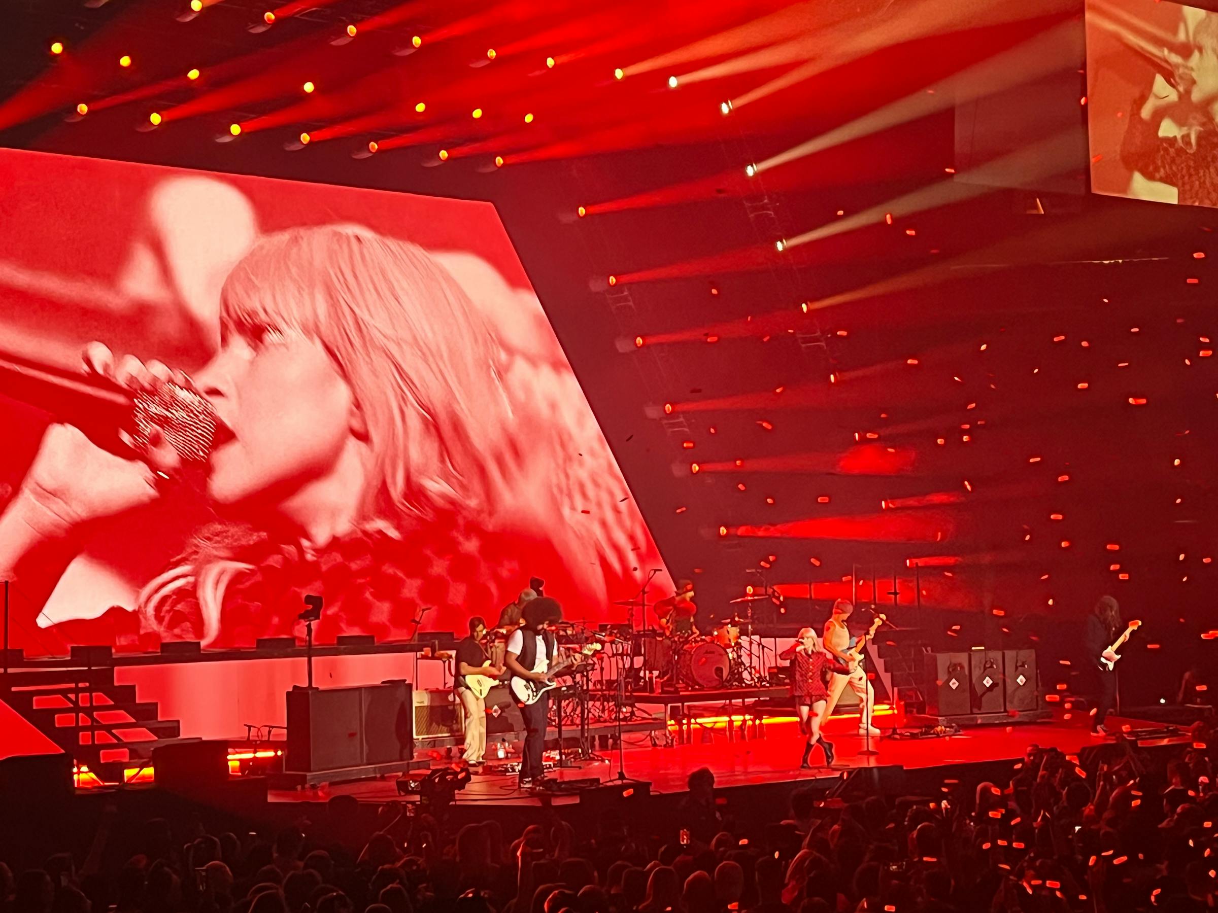 Review: Paramore regroups in St. Paul with ageless gusto and fun ...