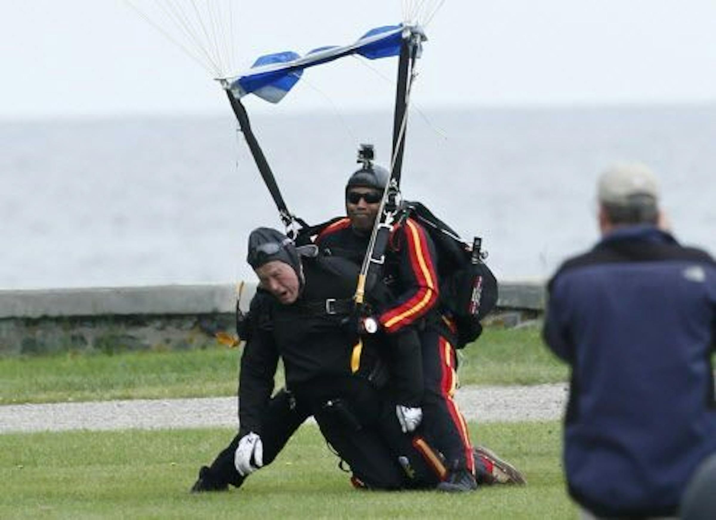 Former President George H.W. Bush makes parachute jump, his 8th, on his ...