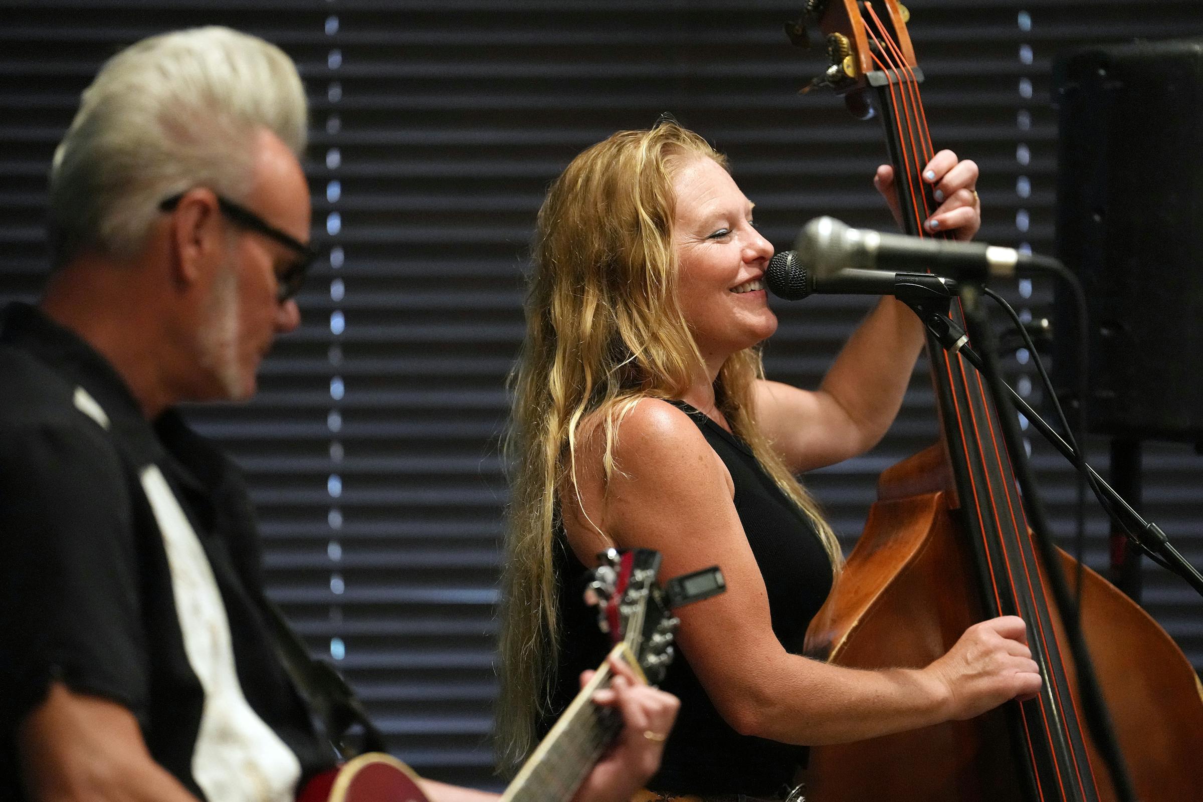 Minneapolis musicians play oldies that senior-home audiences remember ...