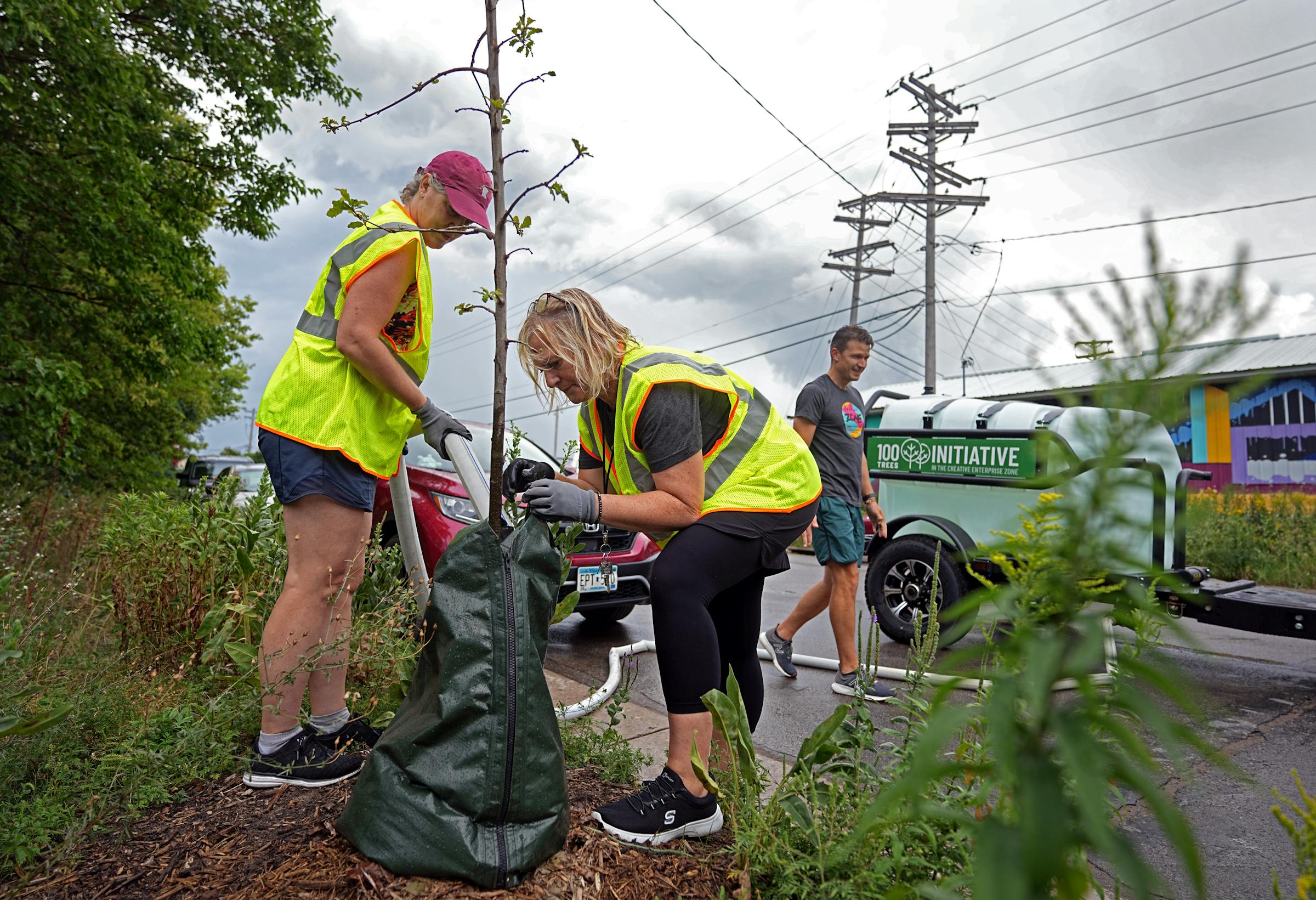 St. Paul groups plant hundreds of trees to help neighborhoods thrive