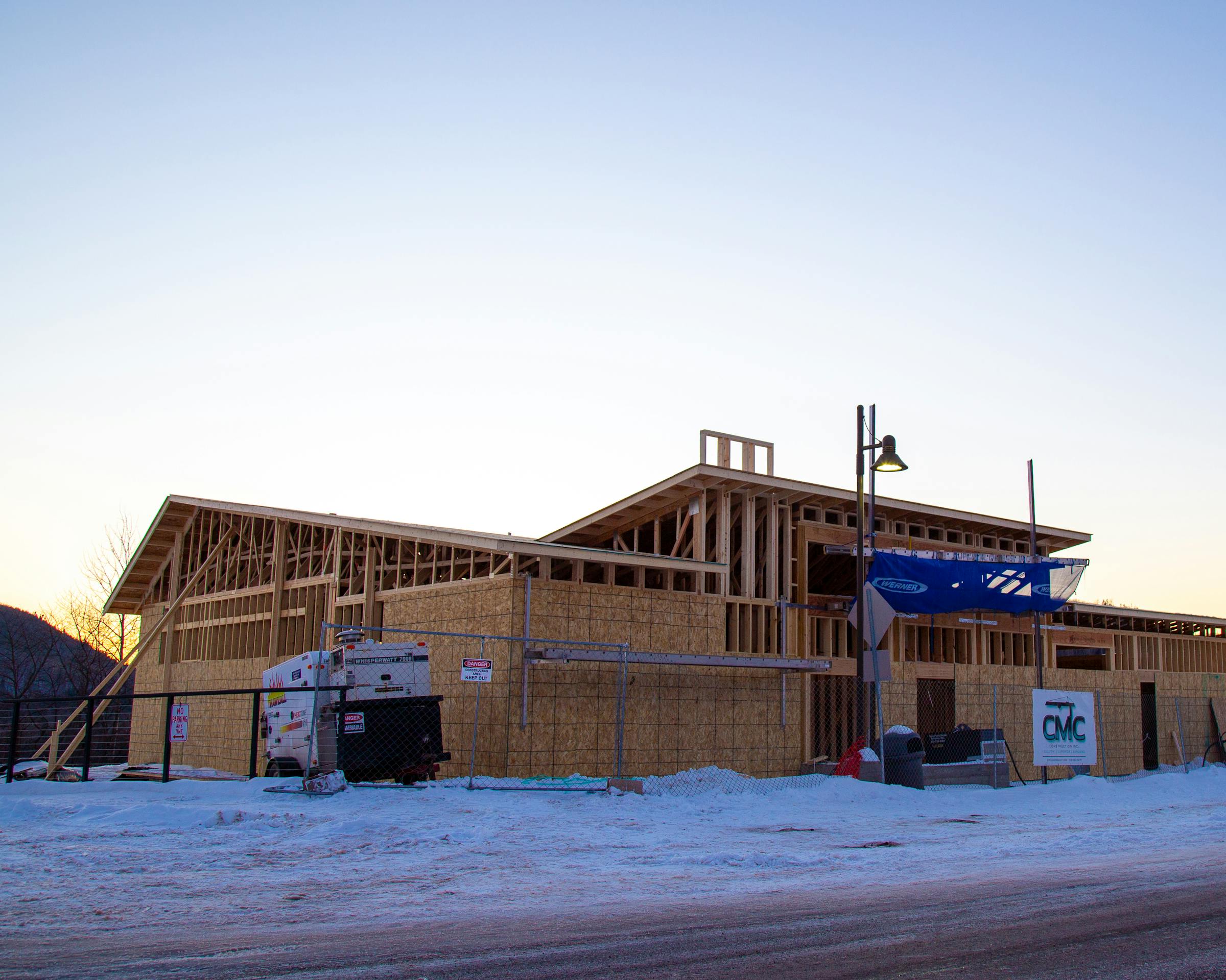 As Papa Charlie’s rebuilds, après-ski music is back at Lutsen Mountains