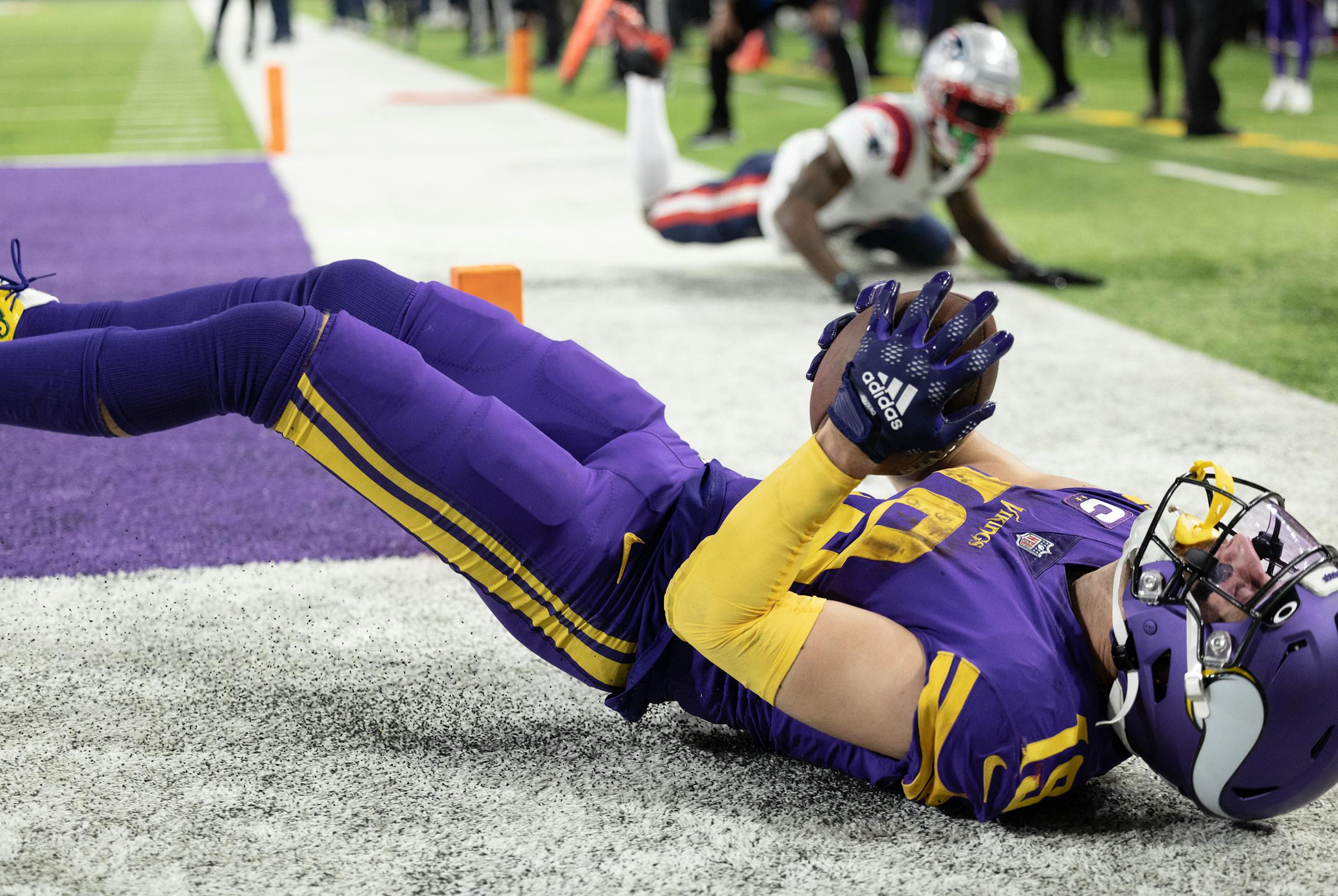 Vikings return to form with wild, weird win over Patriots, move close to clinching NFC North title