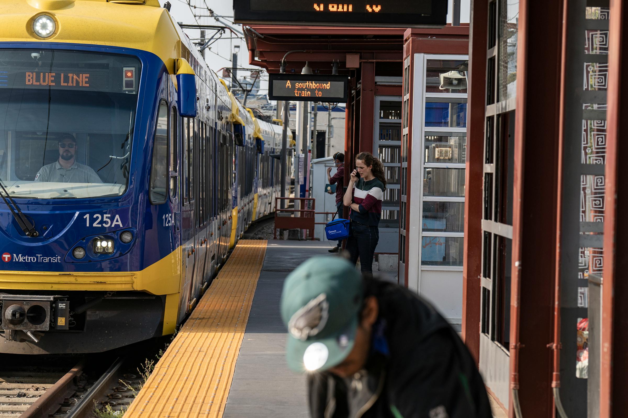 Man shot on south Minneapolis LRT platform, suspects sought