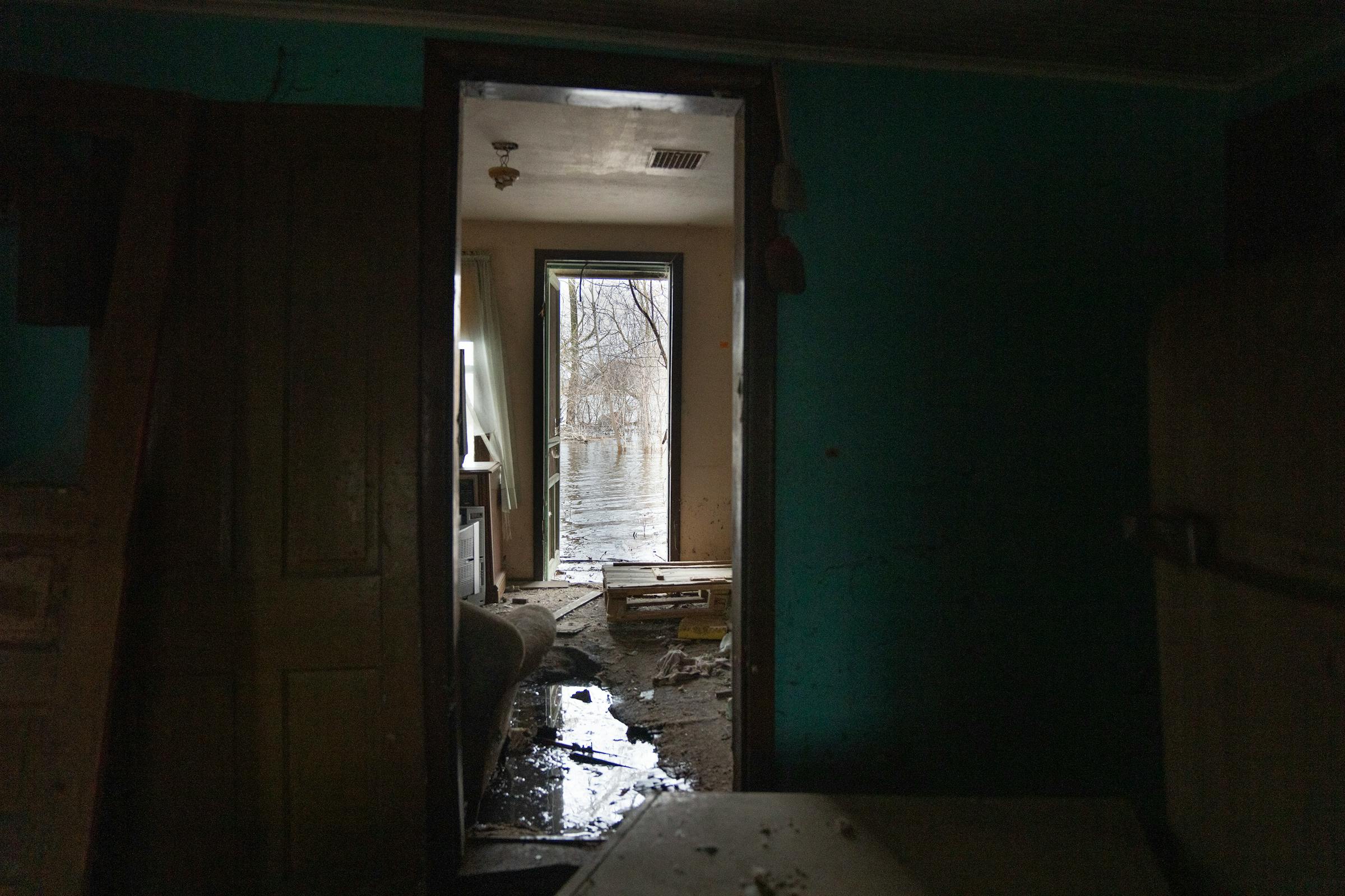 Minnesota leaders monitor rain as floodwaters near peak