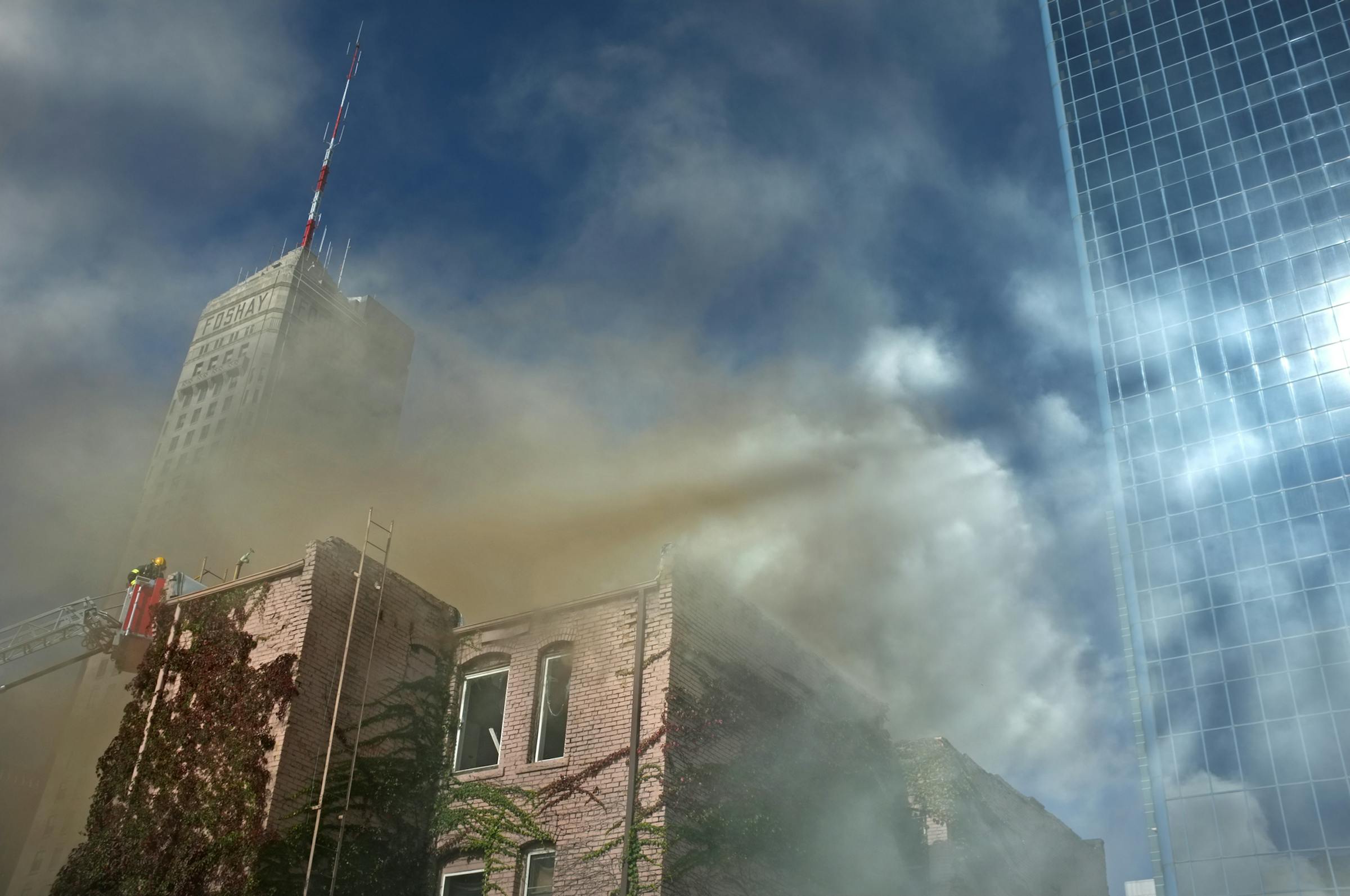 Fire strikes apartment building in downtown Minneapolis