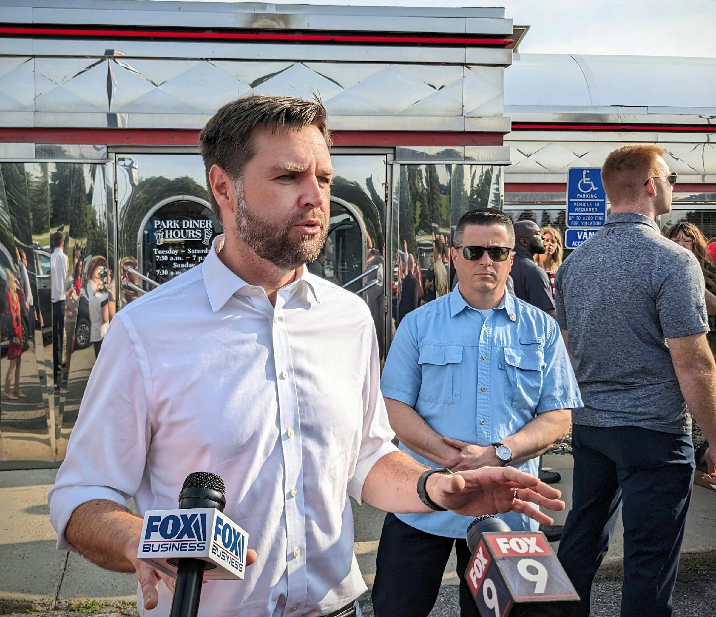 At central Minnesota diner, JD Vance says the state is ‘ready to turn red’